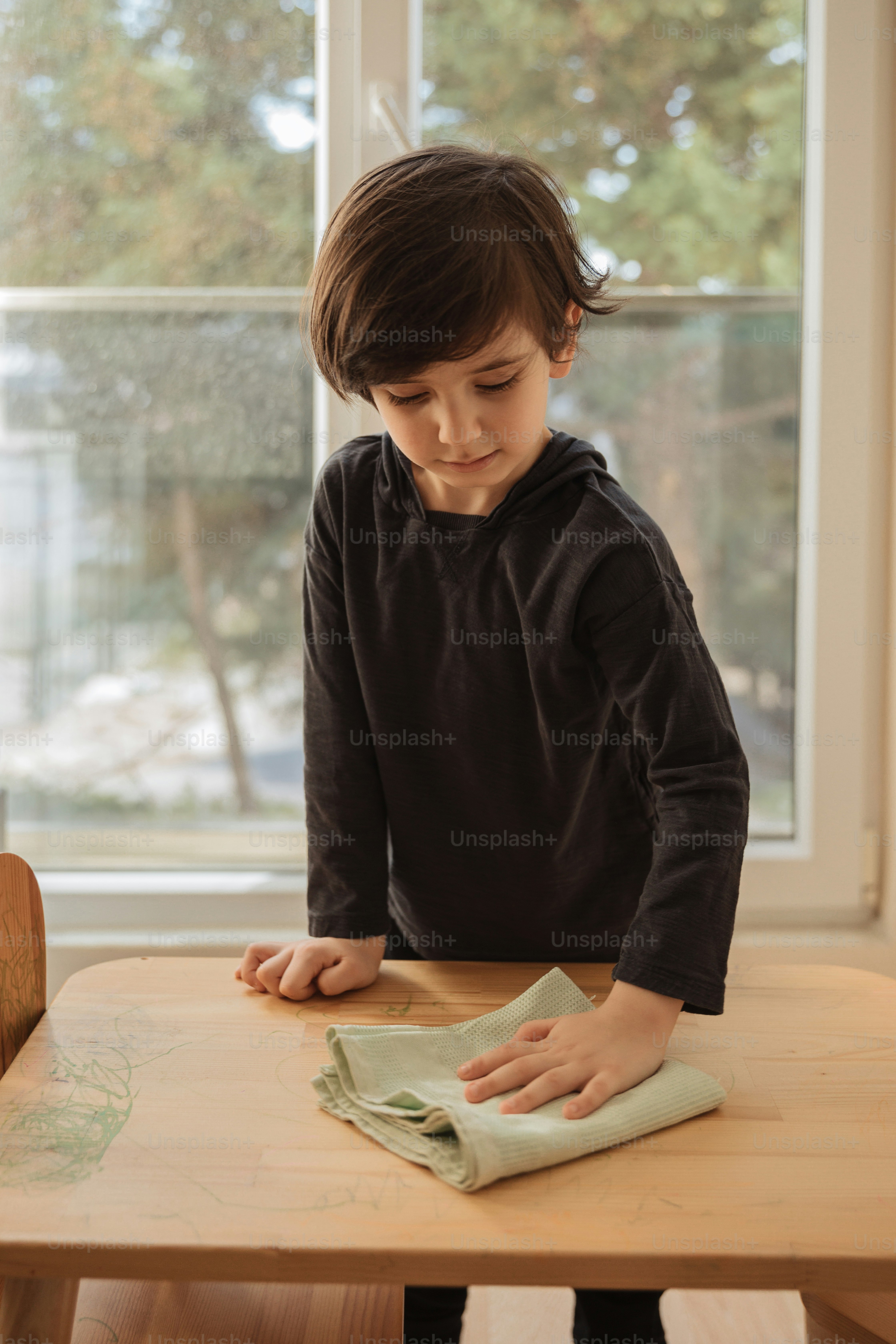 A little boy that is sitting at a table photo – Tween Image on Unsplash