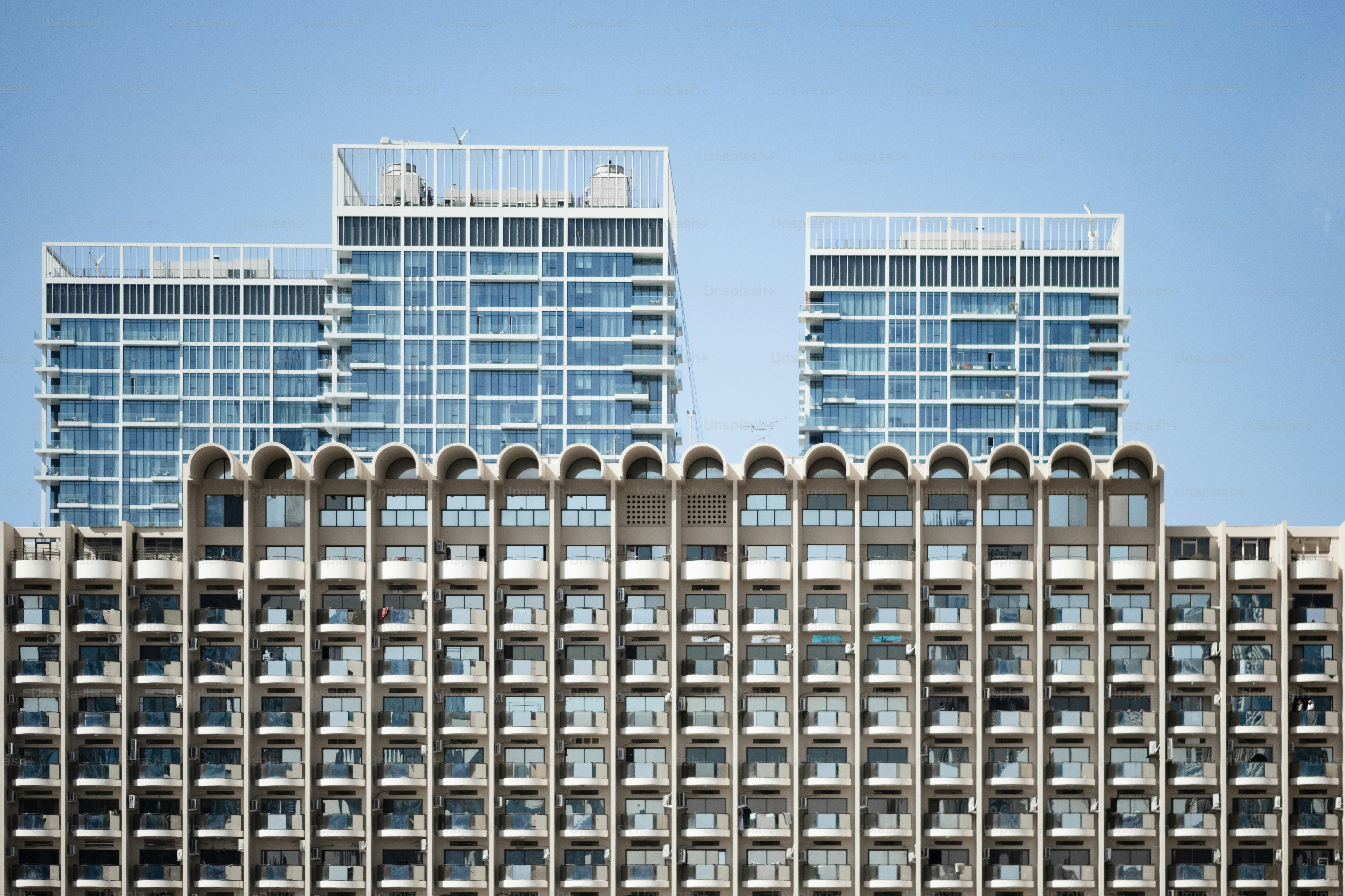 A very tall building with a sky background photo – Glass facade Image ...