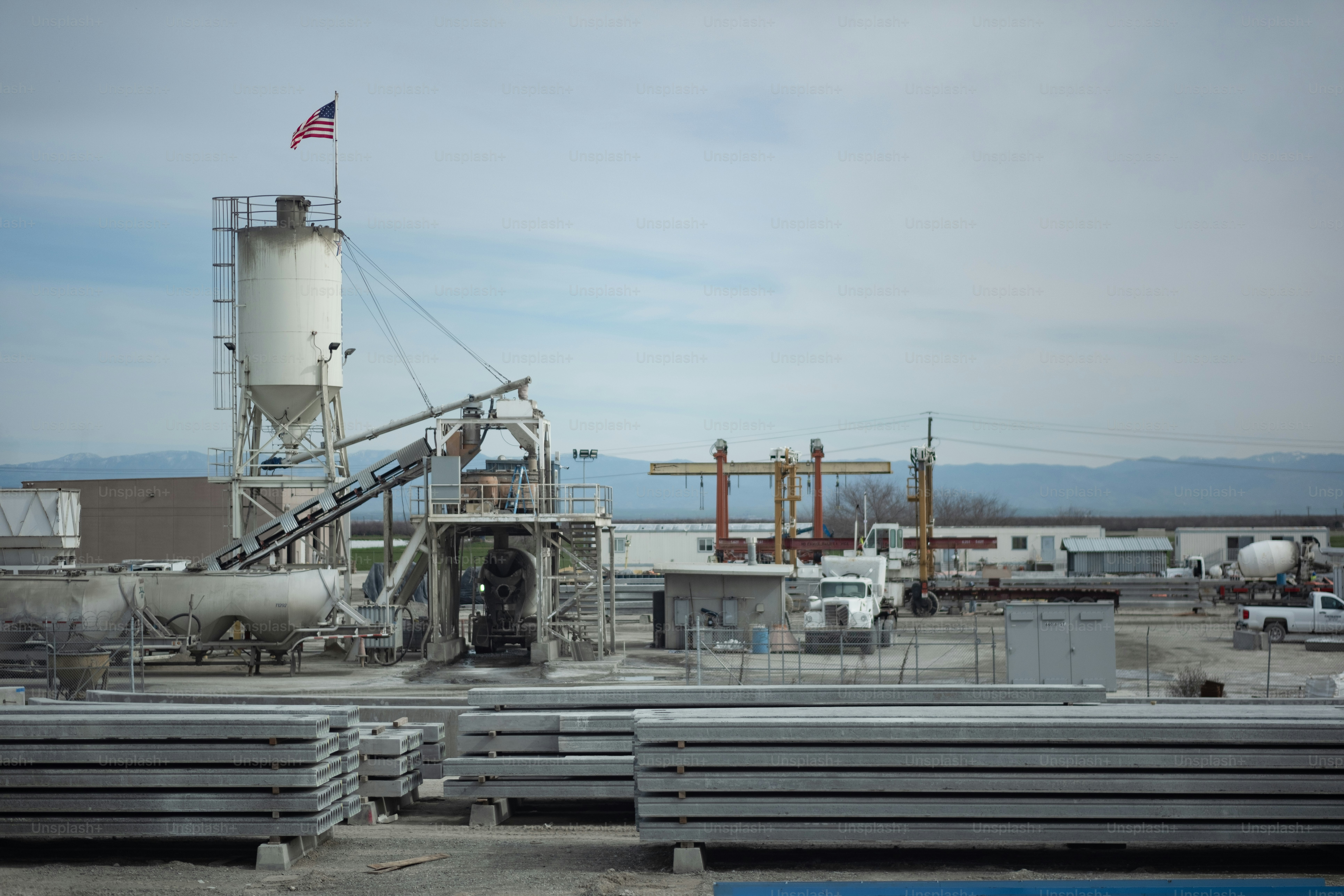 A factory with a flag on top of it photo – Plant Image on Unsplash