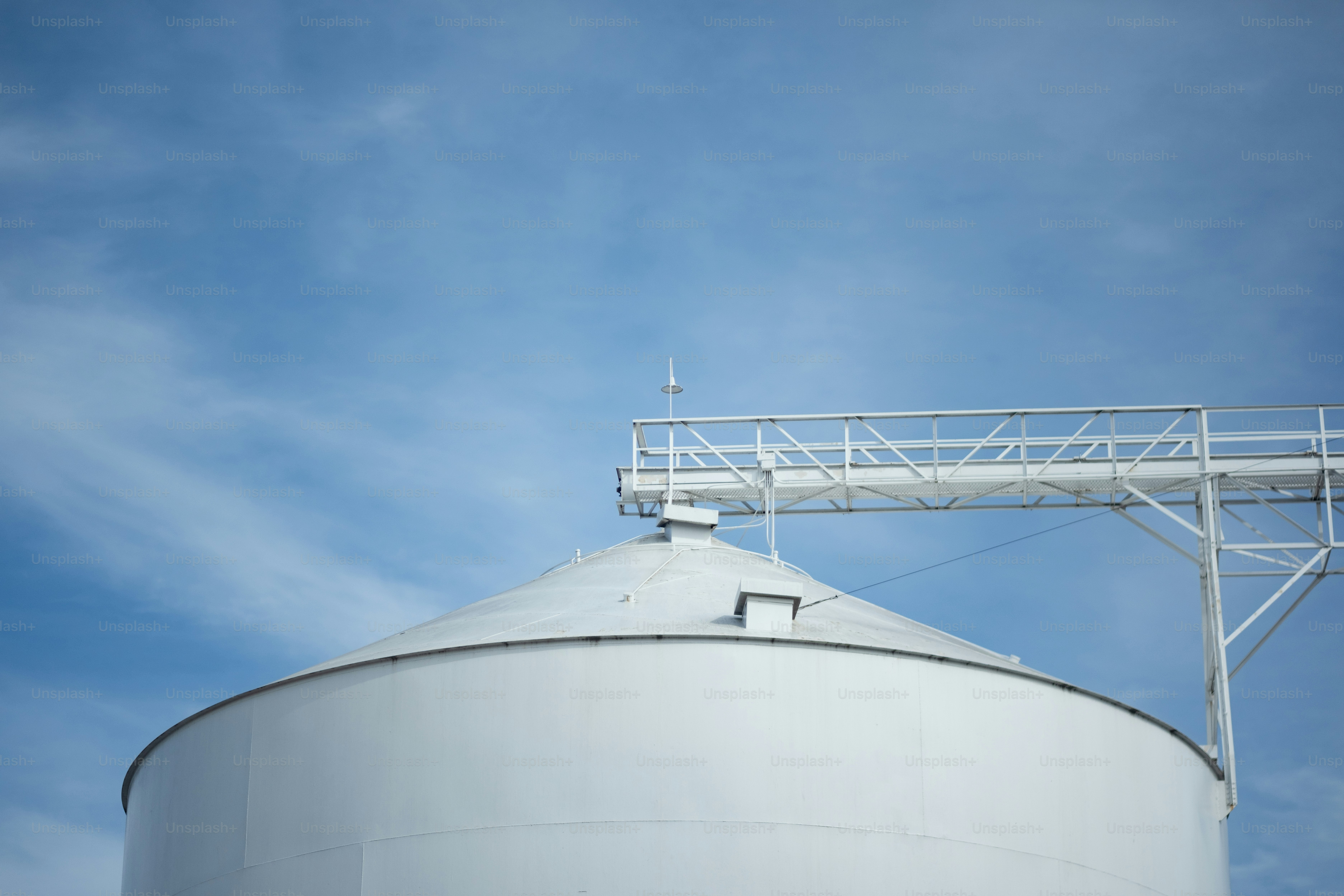 A large white building with a metal roof photo – Silo Image on Unsplash
