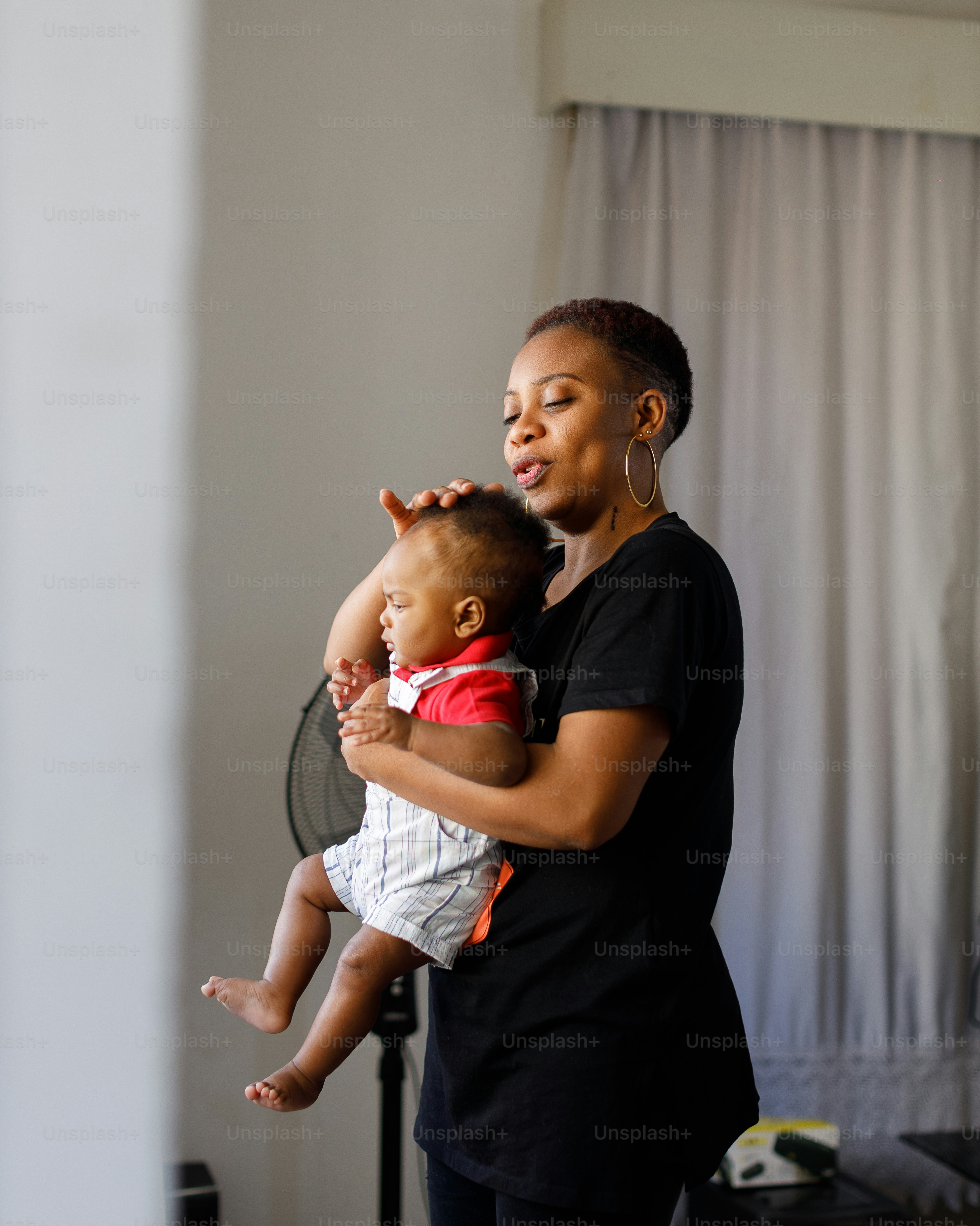 Une femme tenant un bébé dans ses bras photo – Mère Photo sur Unsplash
