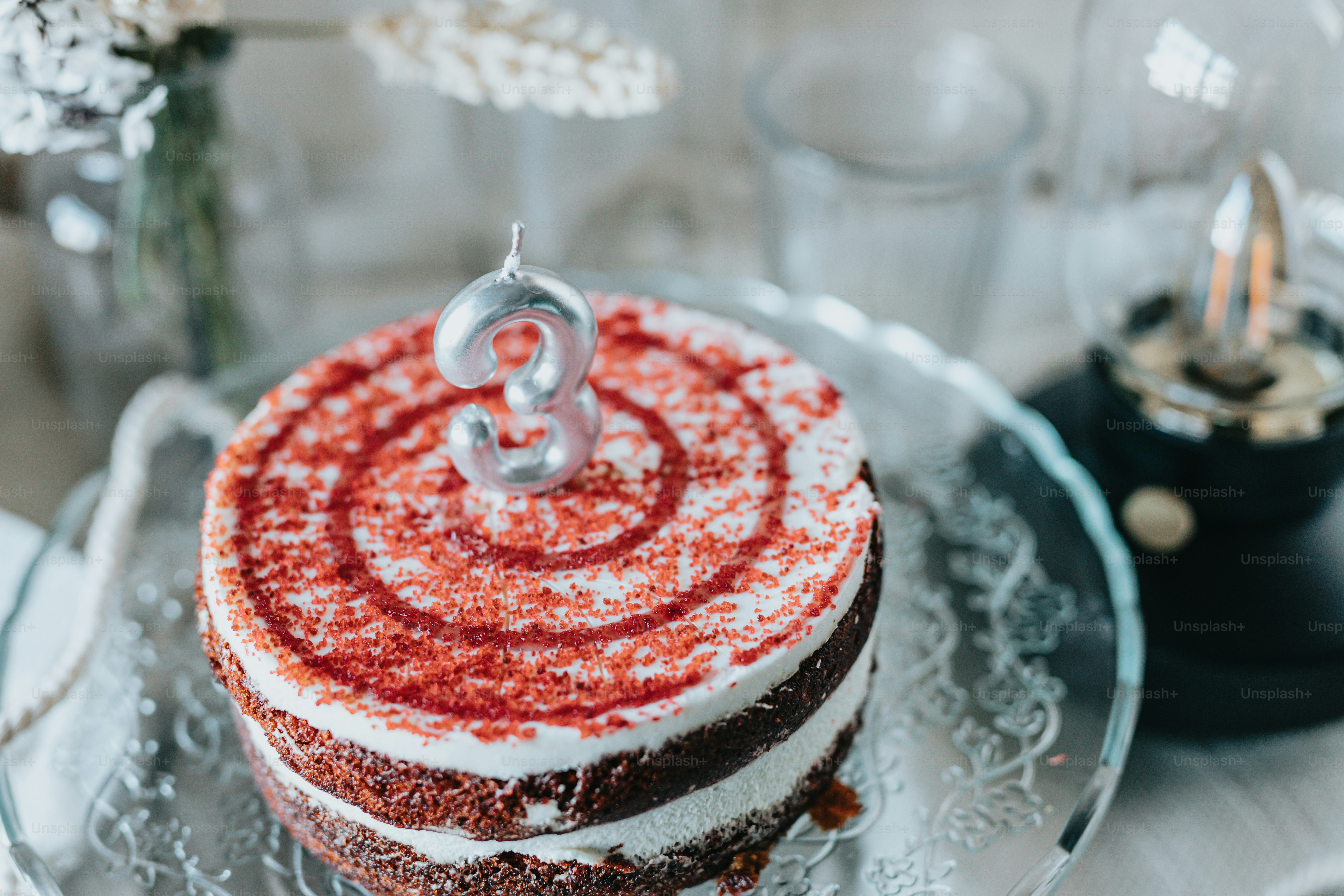 Foto Un pastel con una vela encima – Pastel de cumpleaños Imagen en ...