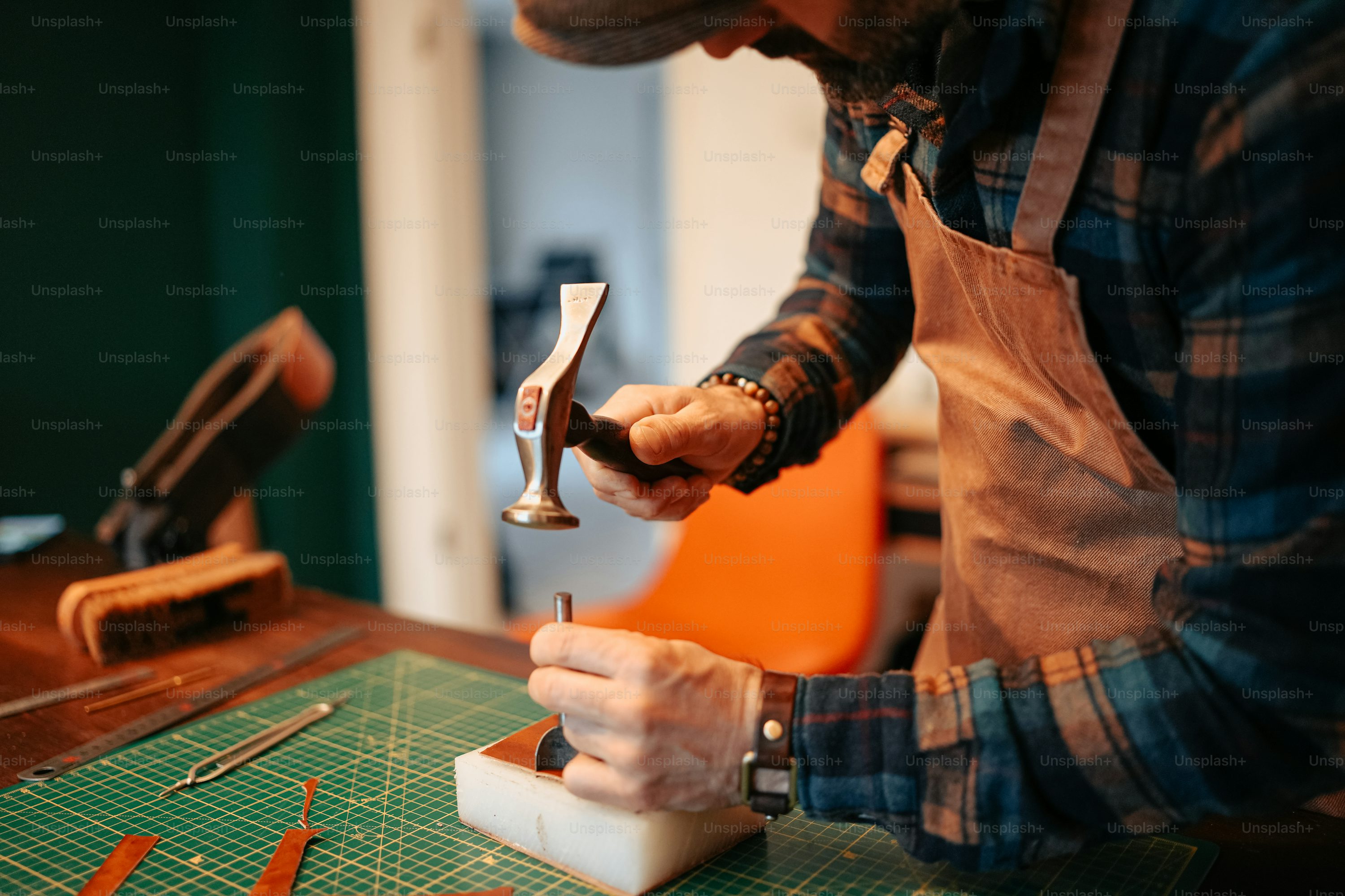 Un homme travaille sur un morceau de bois photo – Image de Art sur Unsplash Un homme travaille sur un morceau de bois photo – Image de Art sur Unsplash