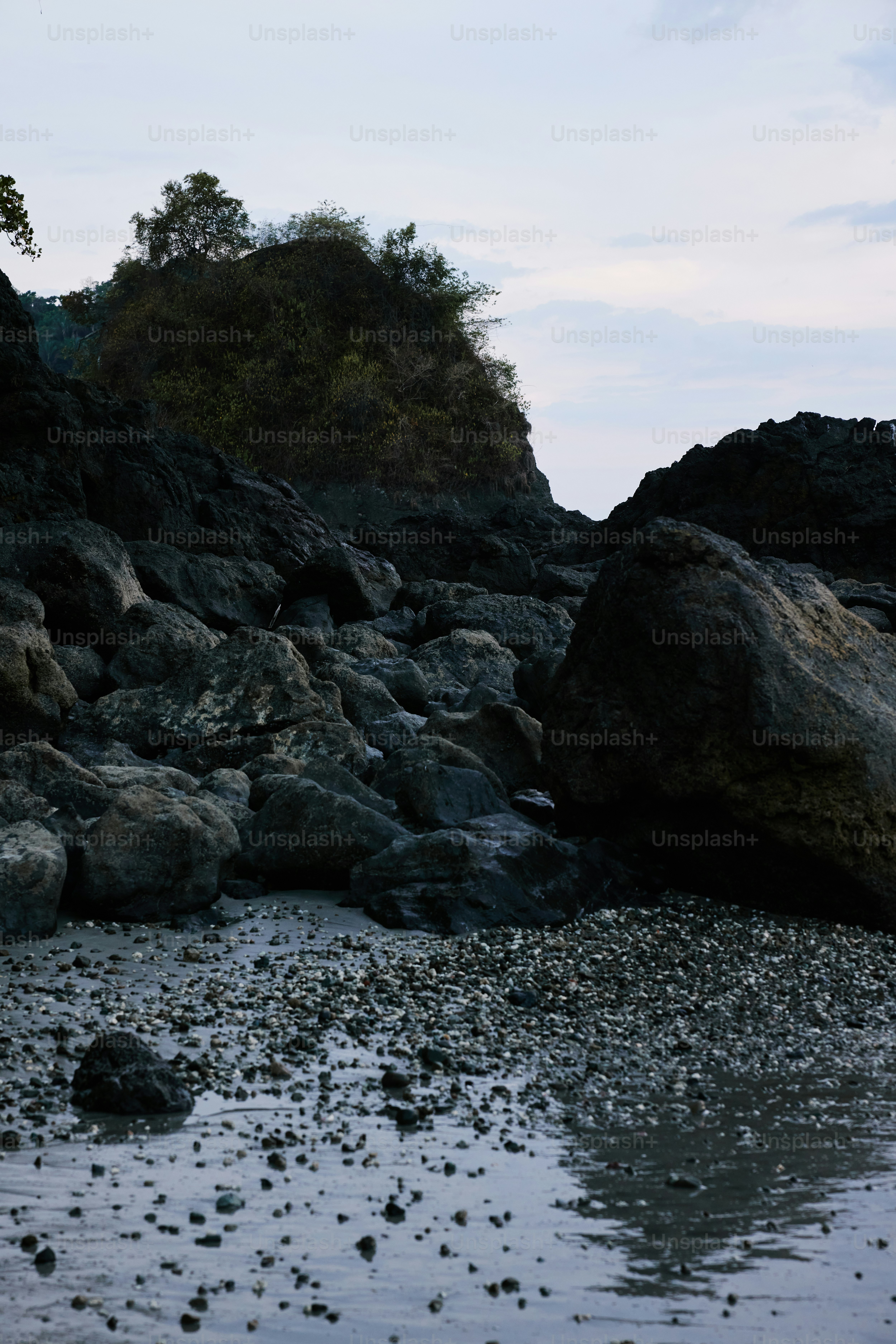 A rocky beach area with rocks and water photo – Beach Image on Unsplash