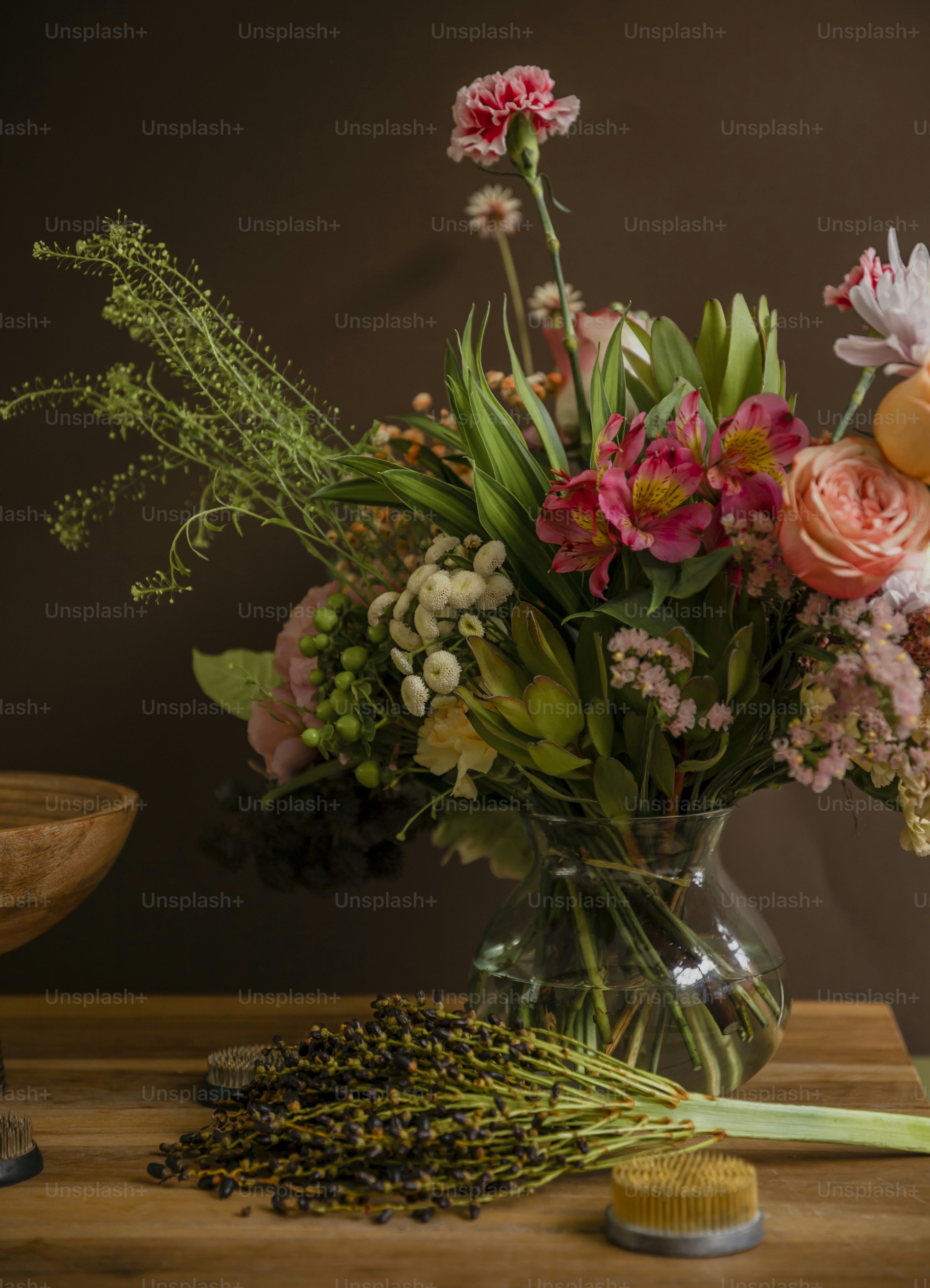 A wooden table topped with vases filled with flowers photo – Wallpaper ...