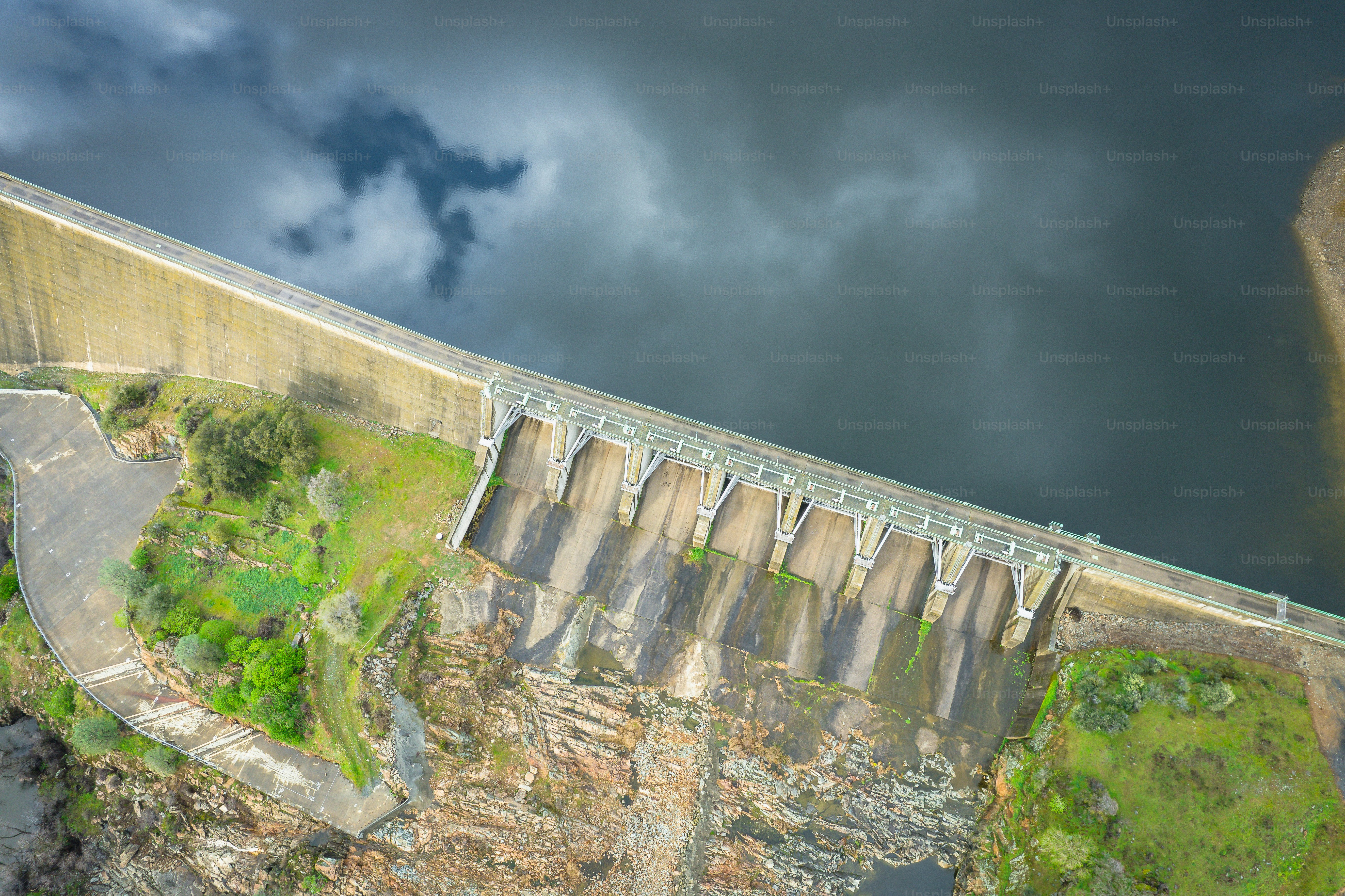 An aerial view of a dam and a road photo – Water energy Image on Unsplash