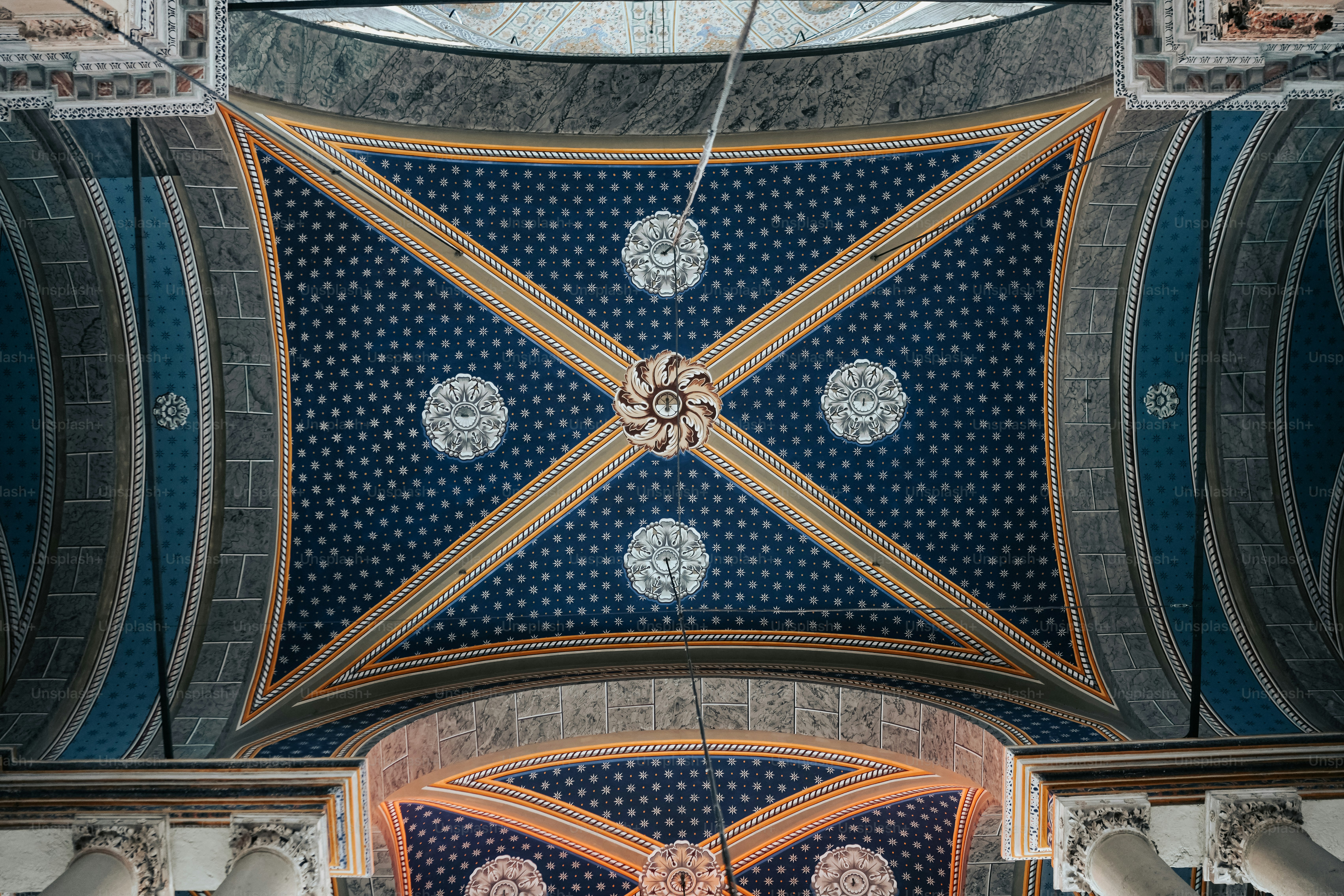 El techo de una iglesia con diseños azules y dorados foto – Imagen de ...