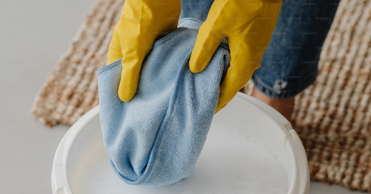 Foto Una Persona Con Guantes Amarillos Limpiando Un Cubo Balde Imagen