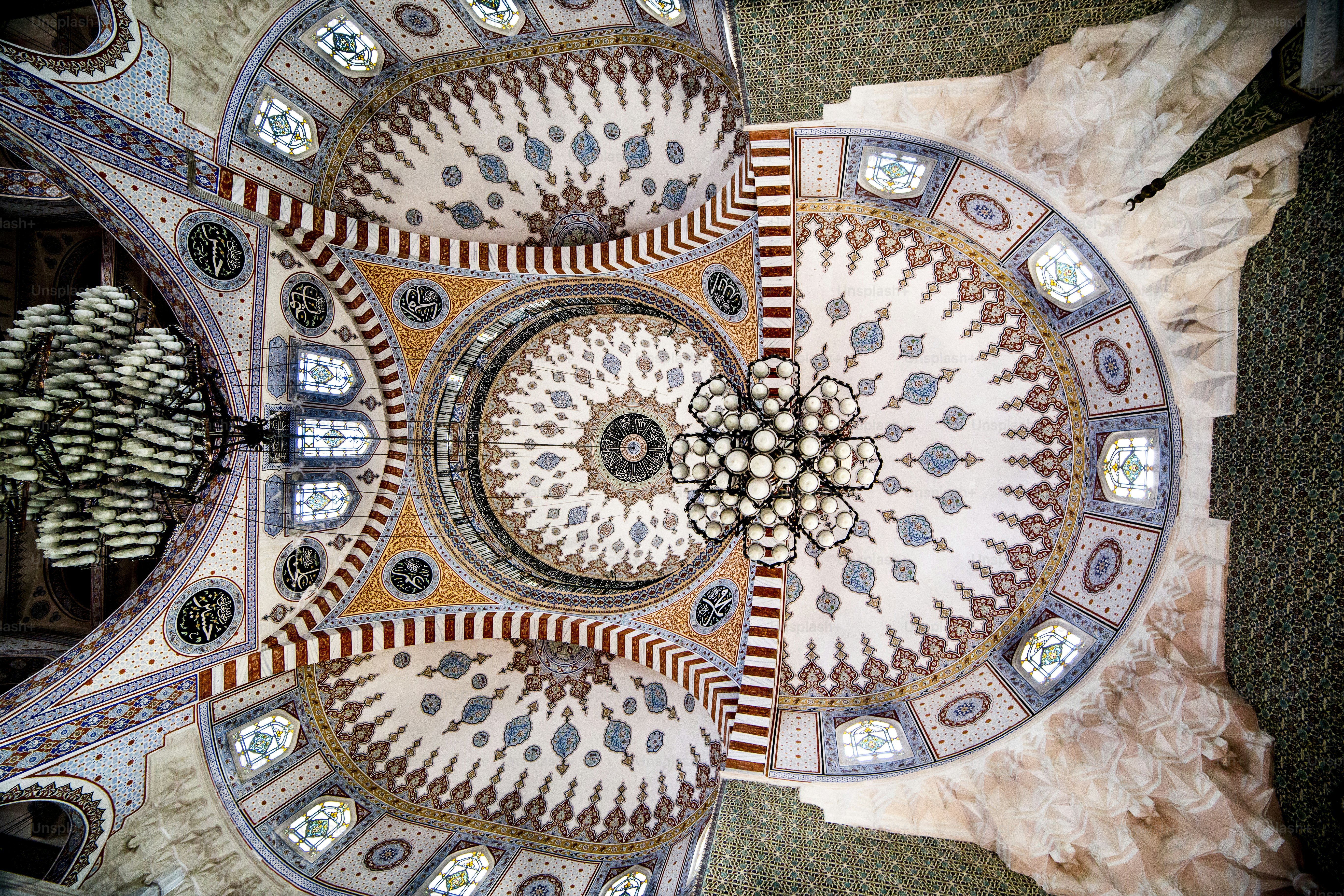 A view of the ceiling of a building photo – Aztec Image on Unsplash