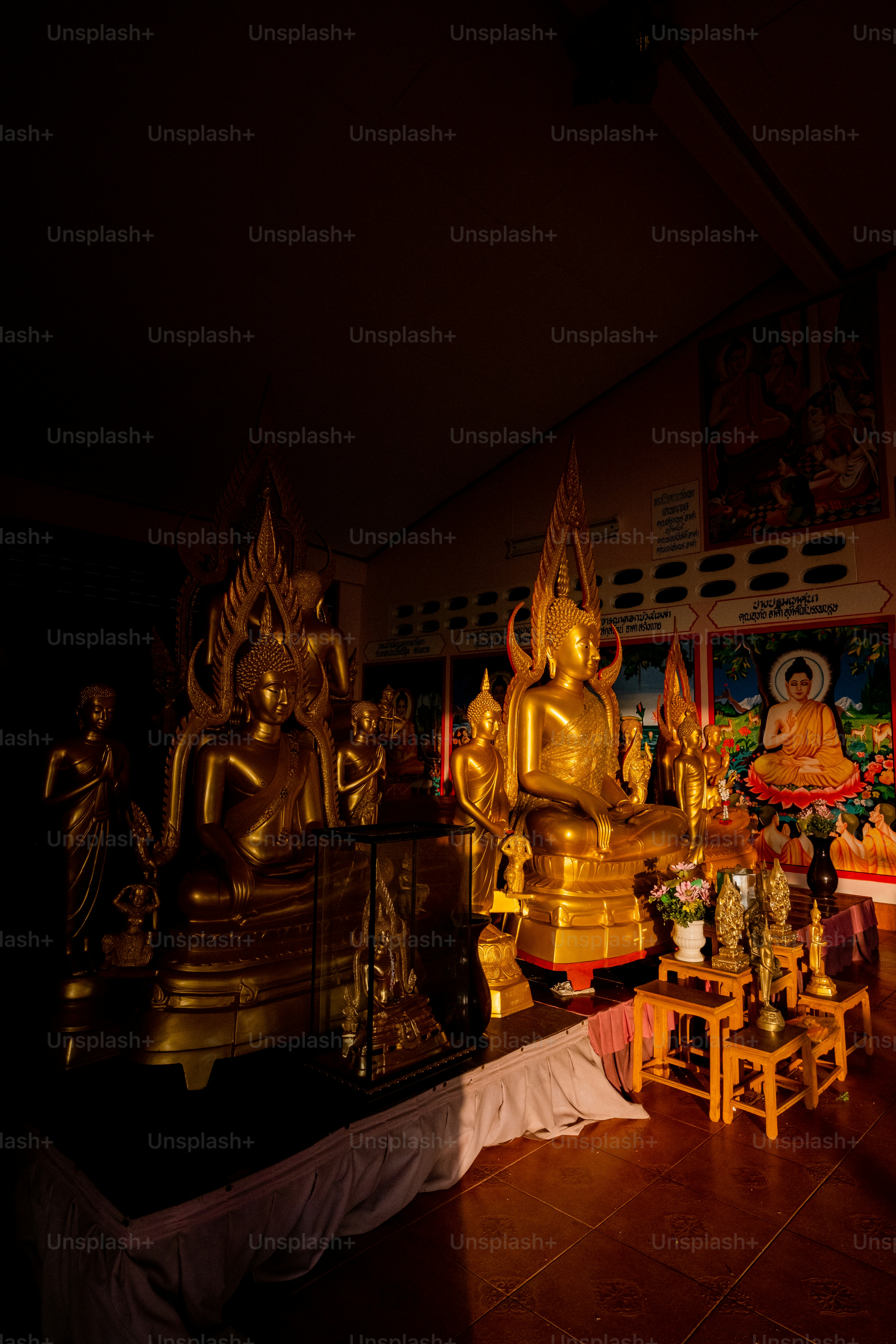 A room filled with lots of gold statues photo – Statue Image on Unsplash