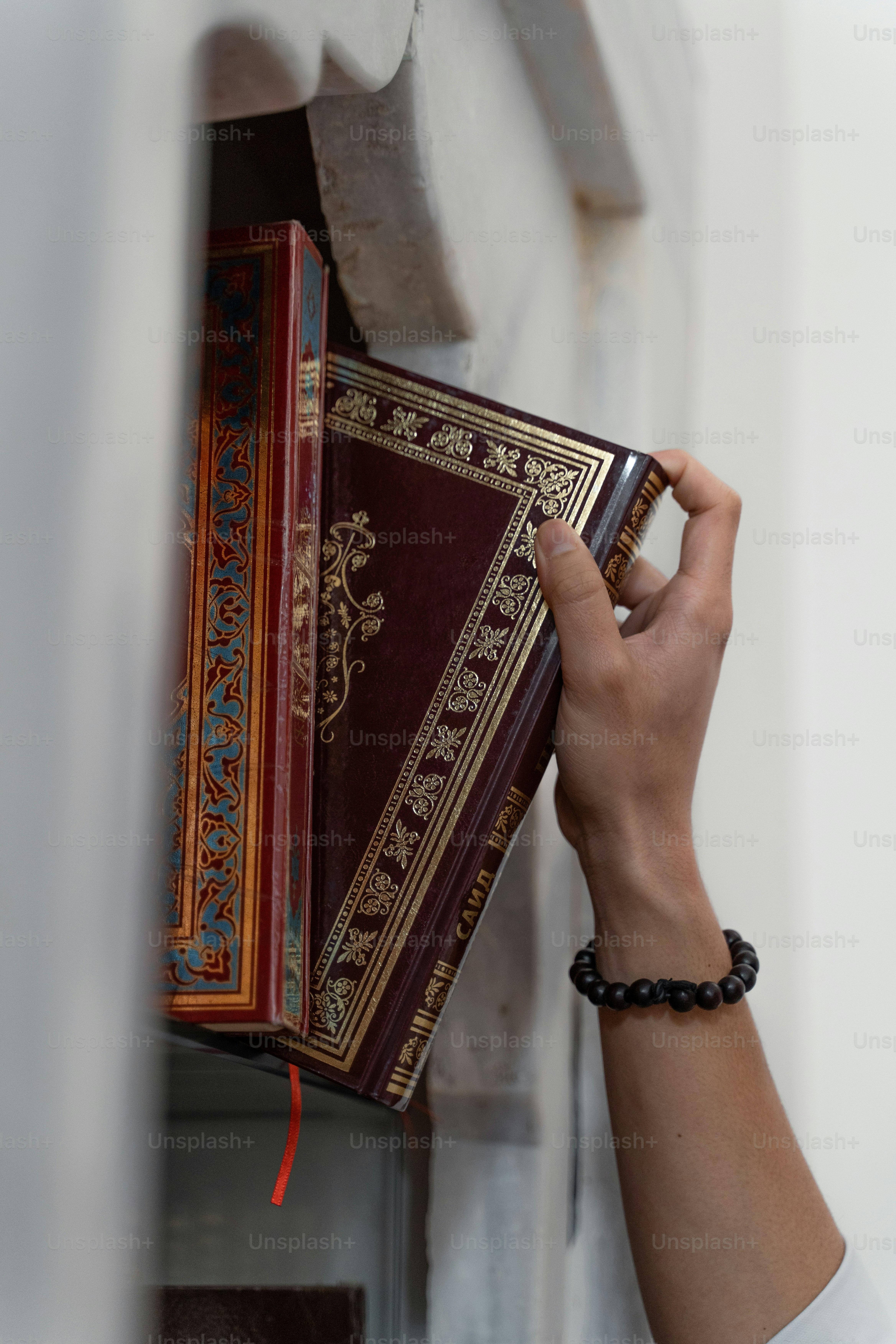 A person is holding a book in their hand photo – Islam Image on Unsplash