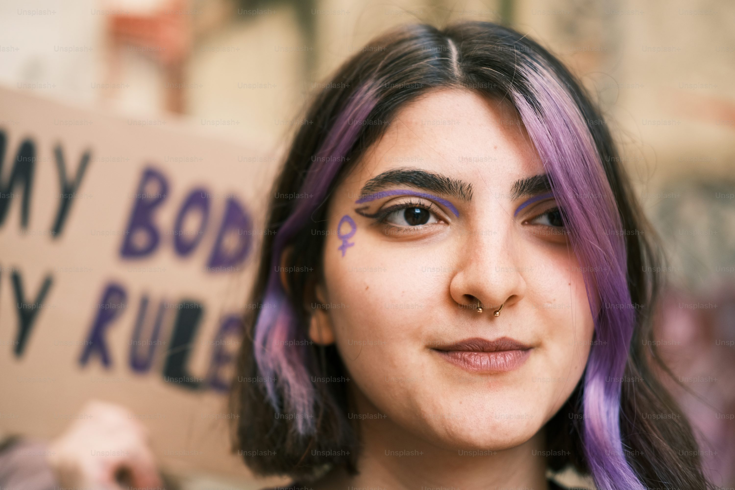 Une femme aux cheveux violets tenant une pancarte photo – Image de ... Une femme aux cheveux violets tenant une pancarte photo – Image de ...