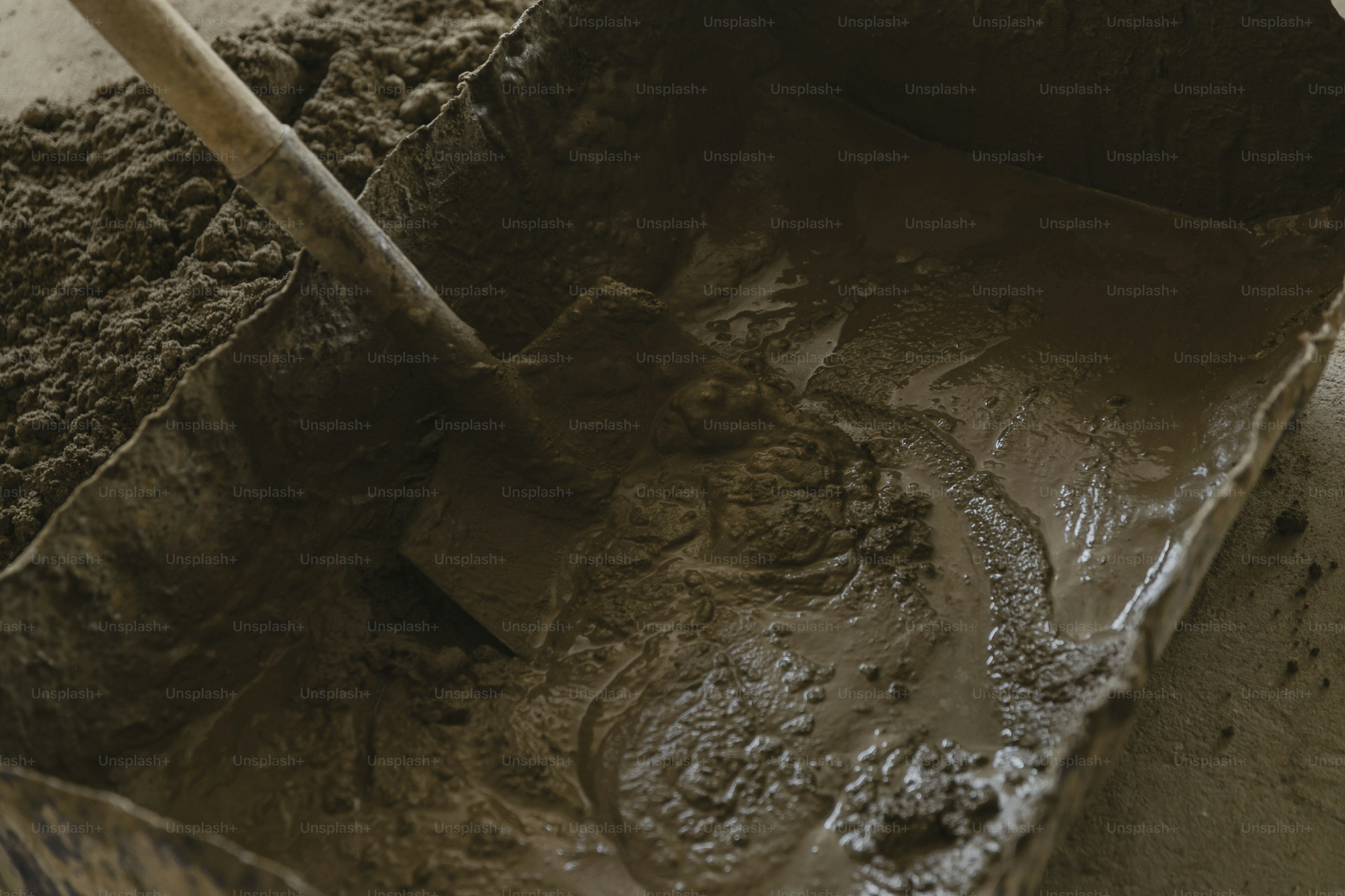 A scoop of mud with a shovel in it photo – Plaster Image on Unsplash
