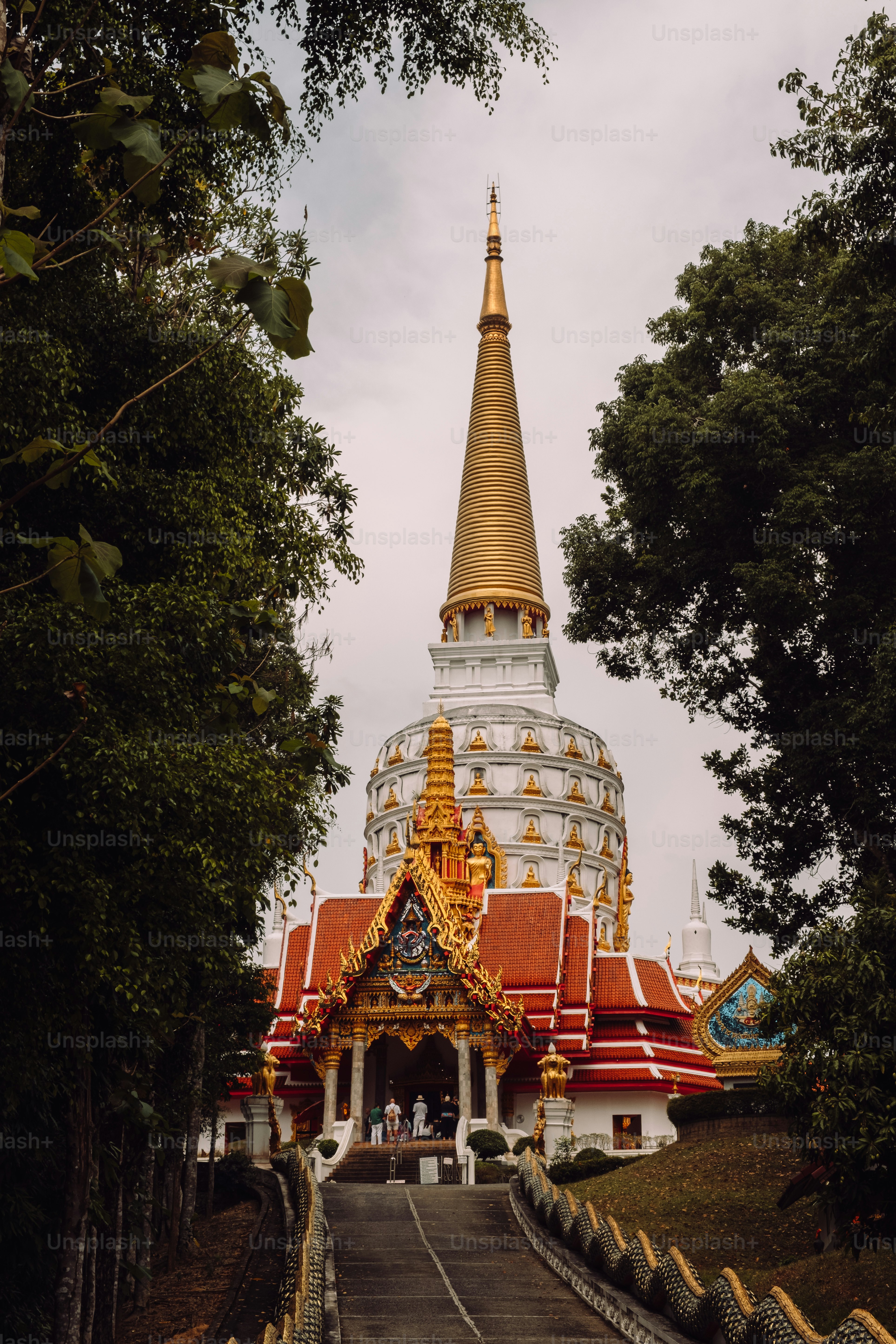 A large white and gold building with a golden spire photo – Faith Image ...