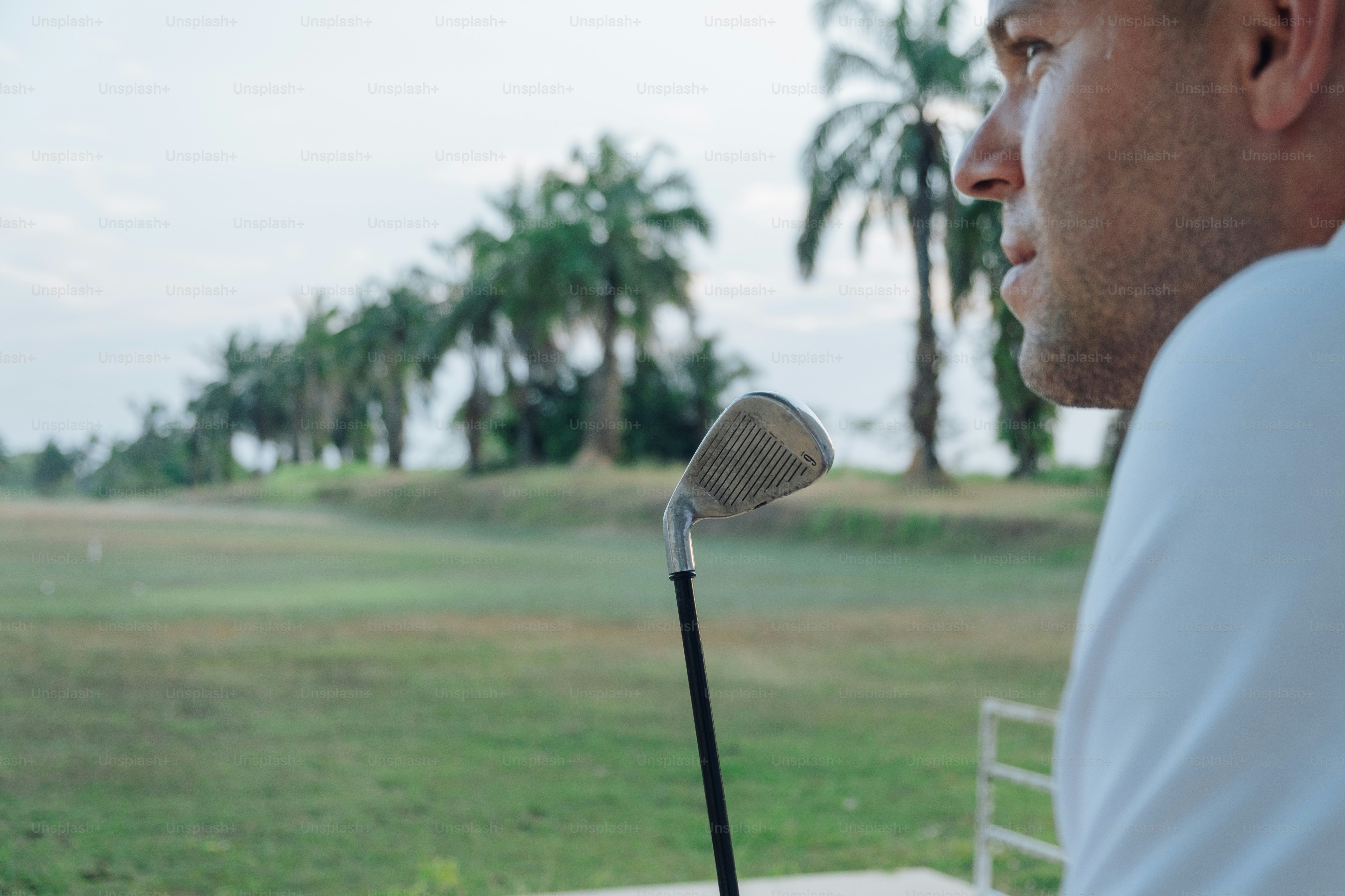 A man holding a golf club in his hand photo – Face man Image on Unsplash