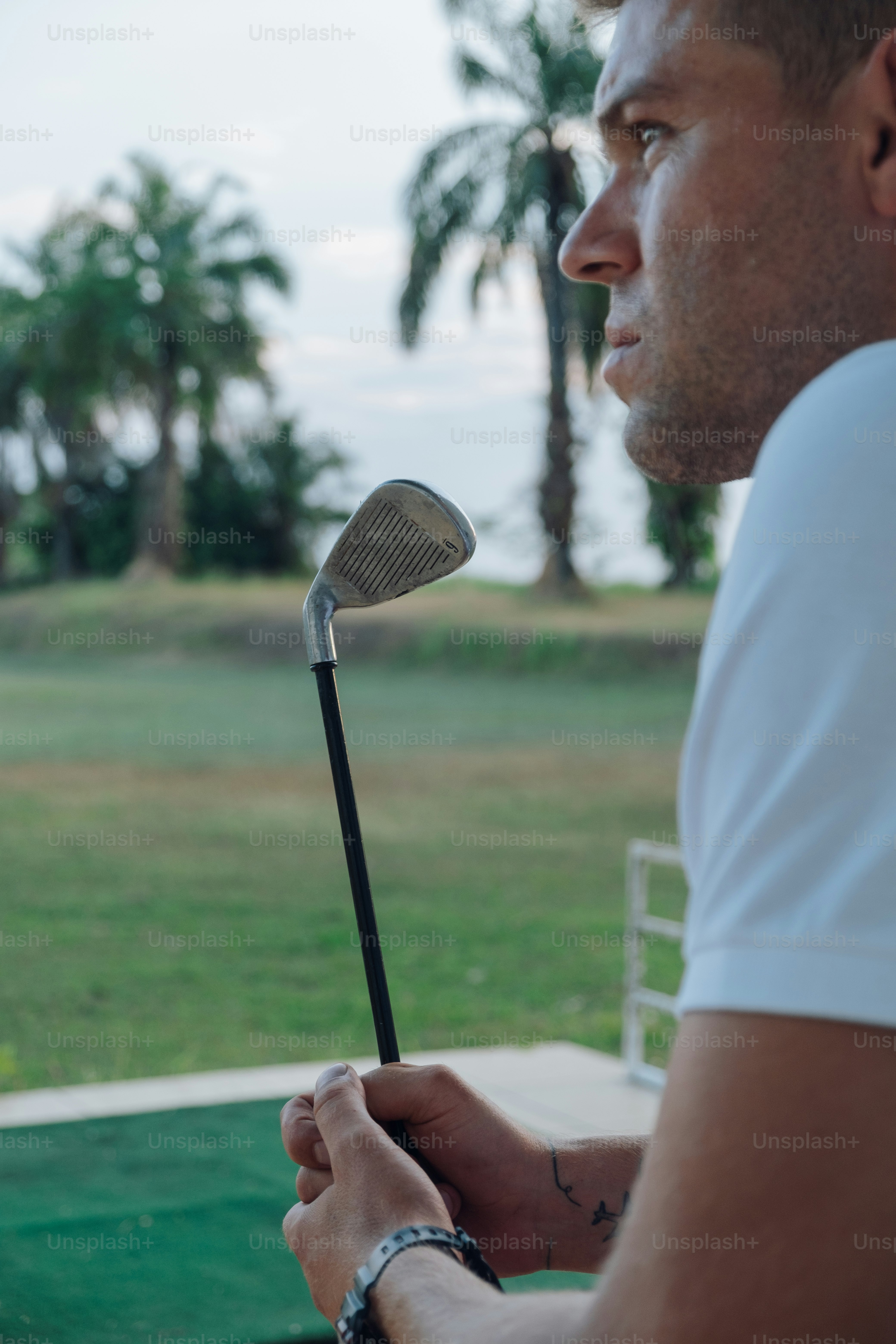 A man holding a golf club in his hand photo – Golfer Image on Unsplash