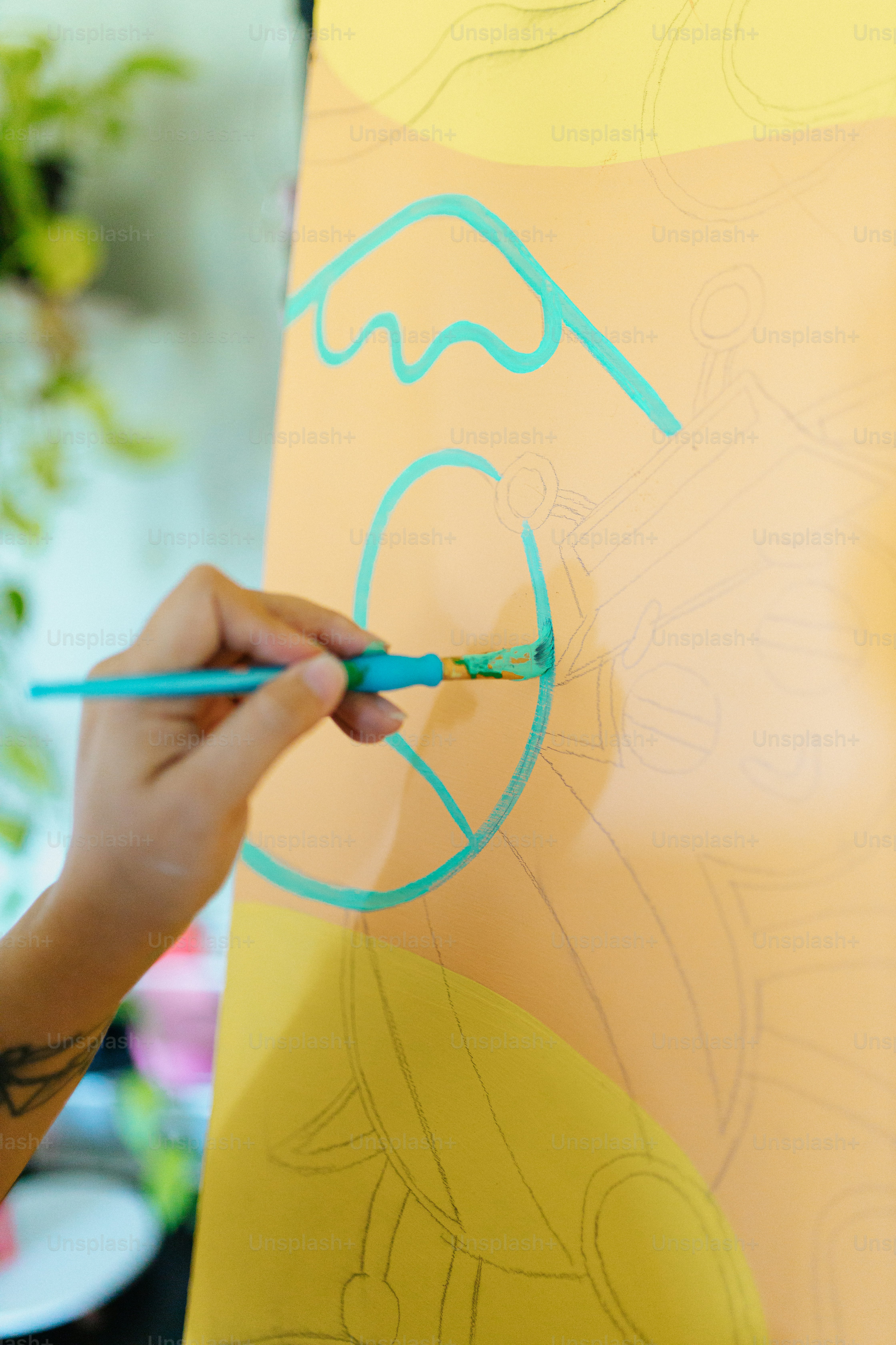 A person is drawing on a piece of paper photo – Painting Image on Unsplash