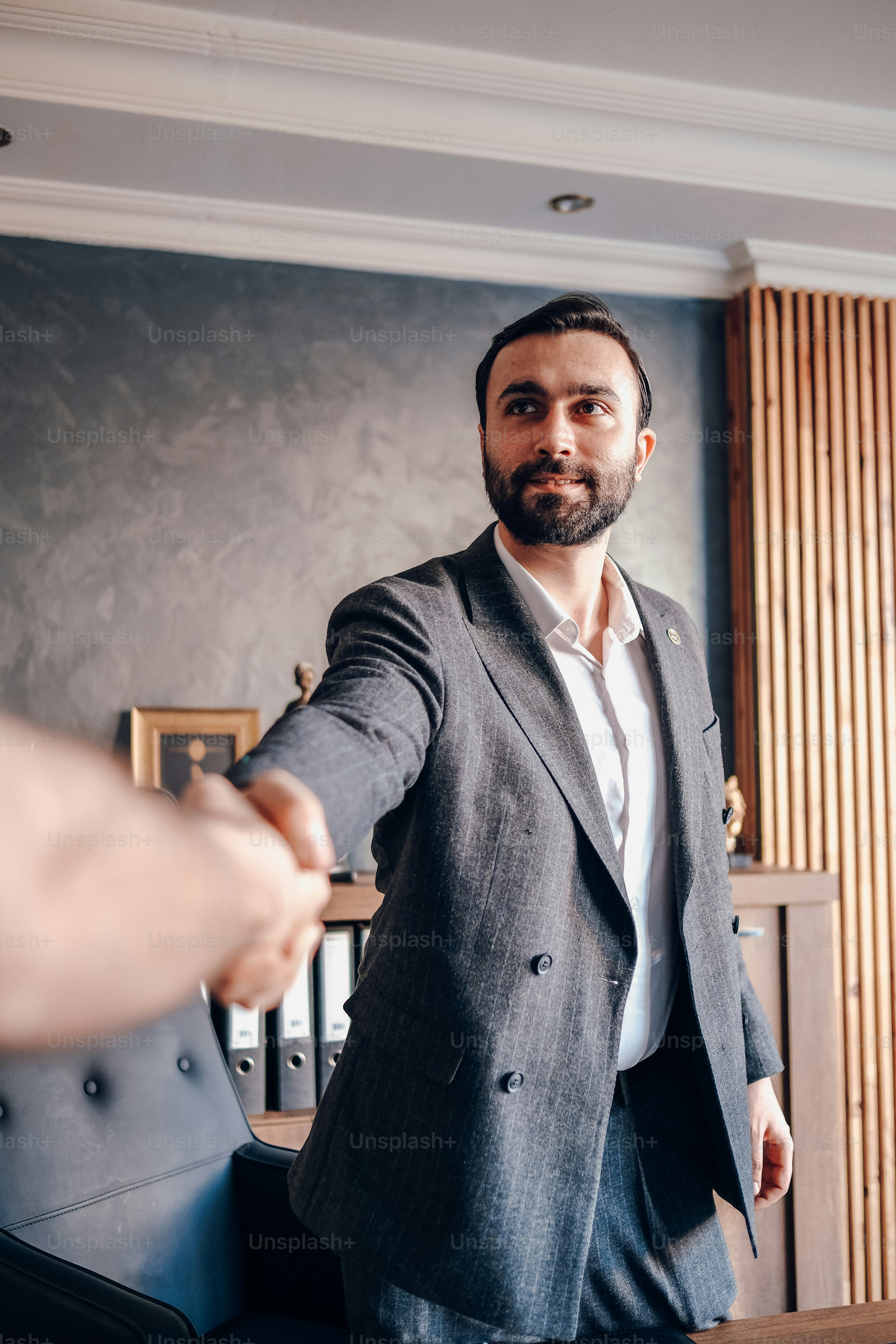 A close up of two people shaking hands photo – Handshake Image on Unsplash
