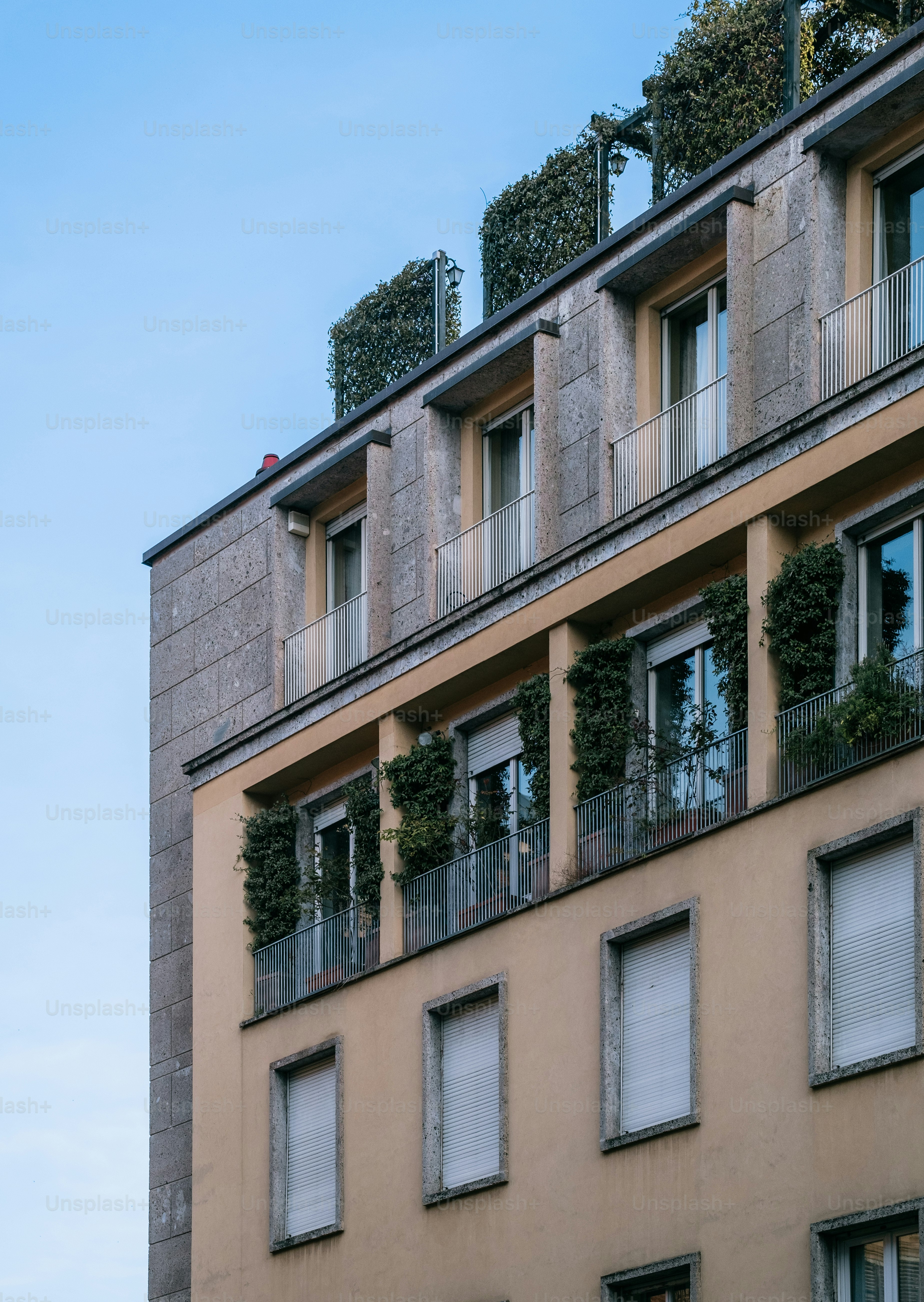 A very tall building with lots of windows photo – Office Image on Unsplash