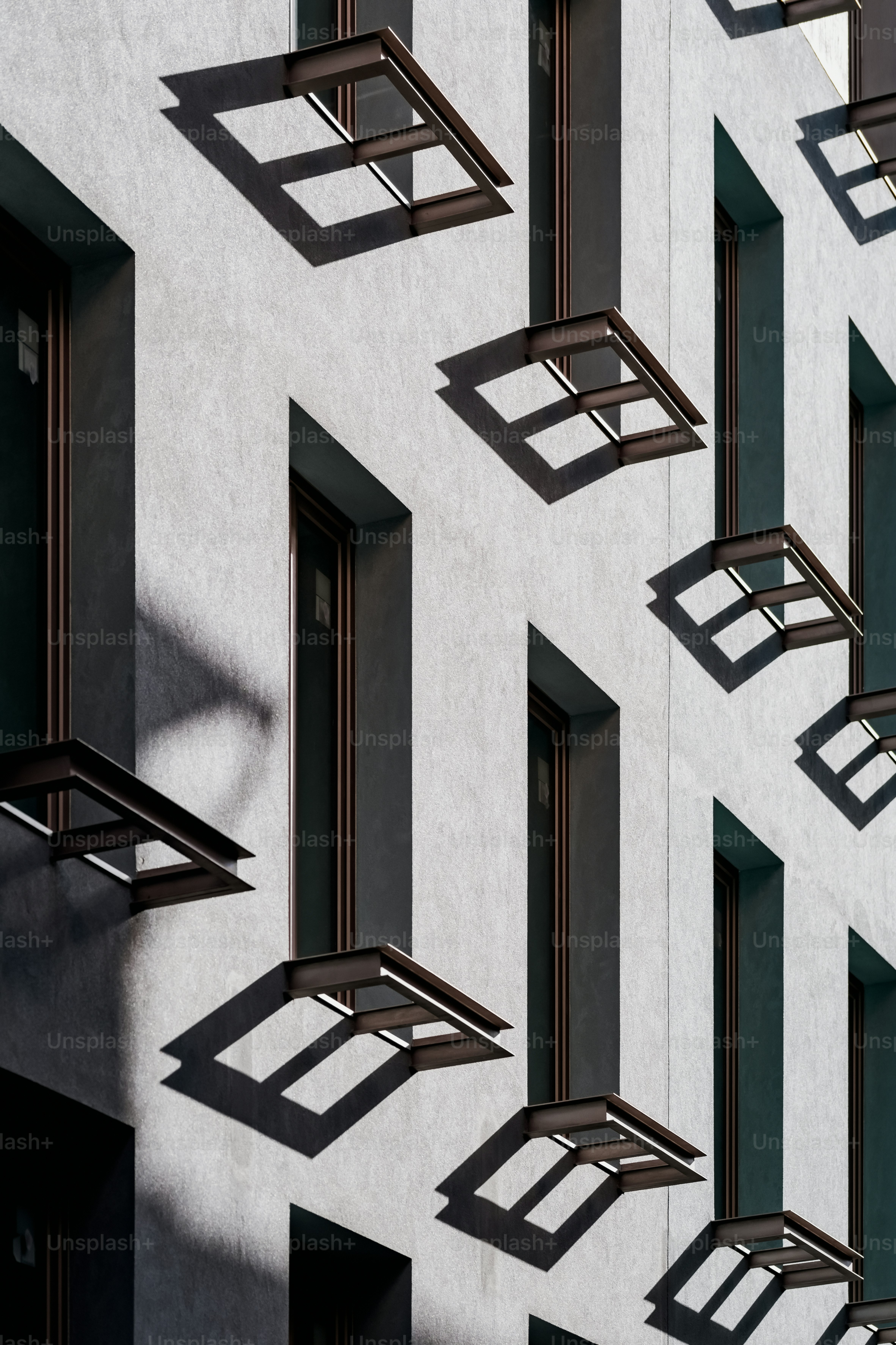 A street light in front of a building photo – Lisbon Image on Unsplash