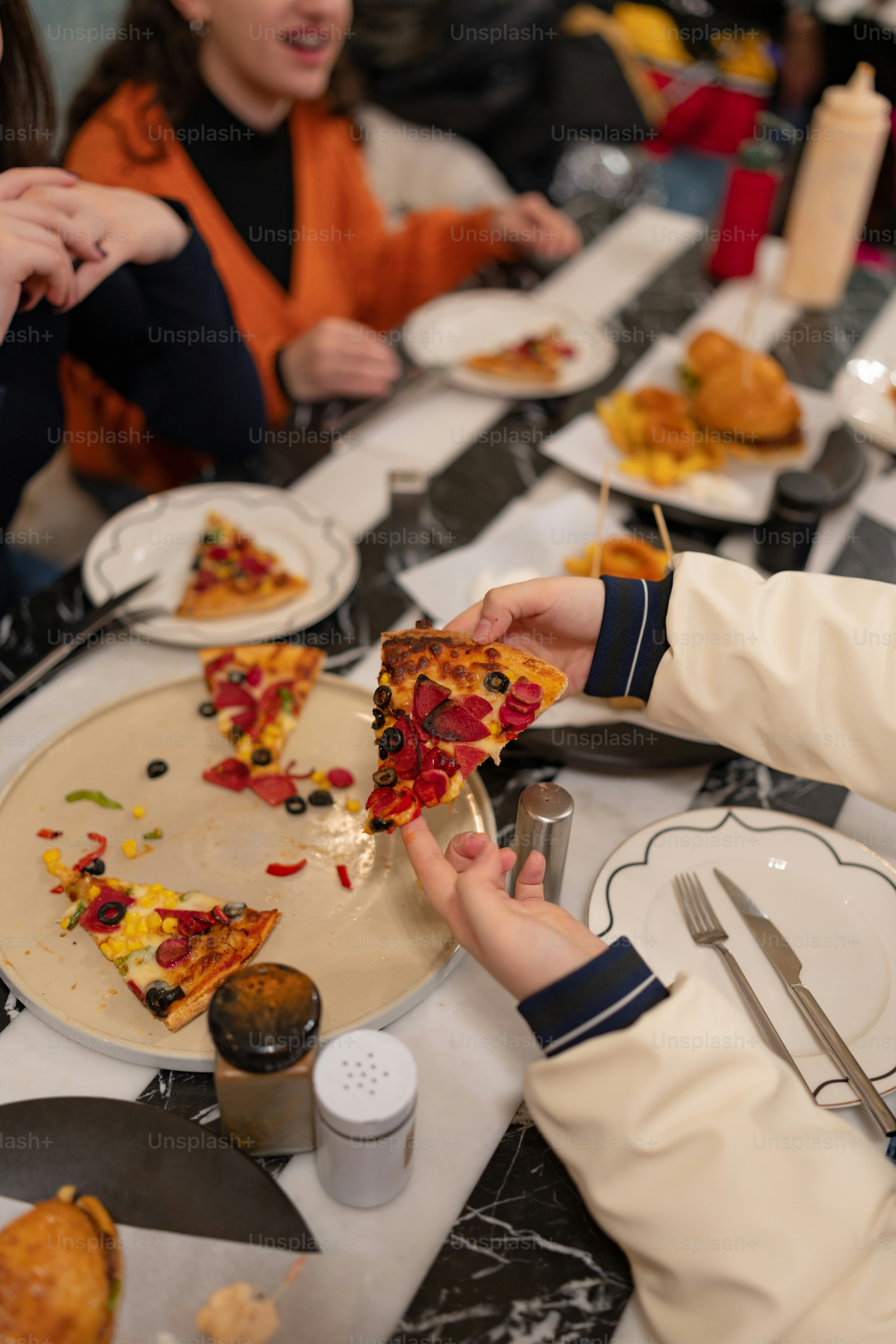 Pessoas Comendo Pizzaria