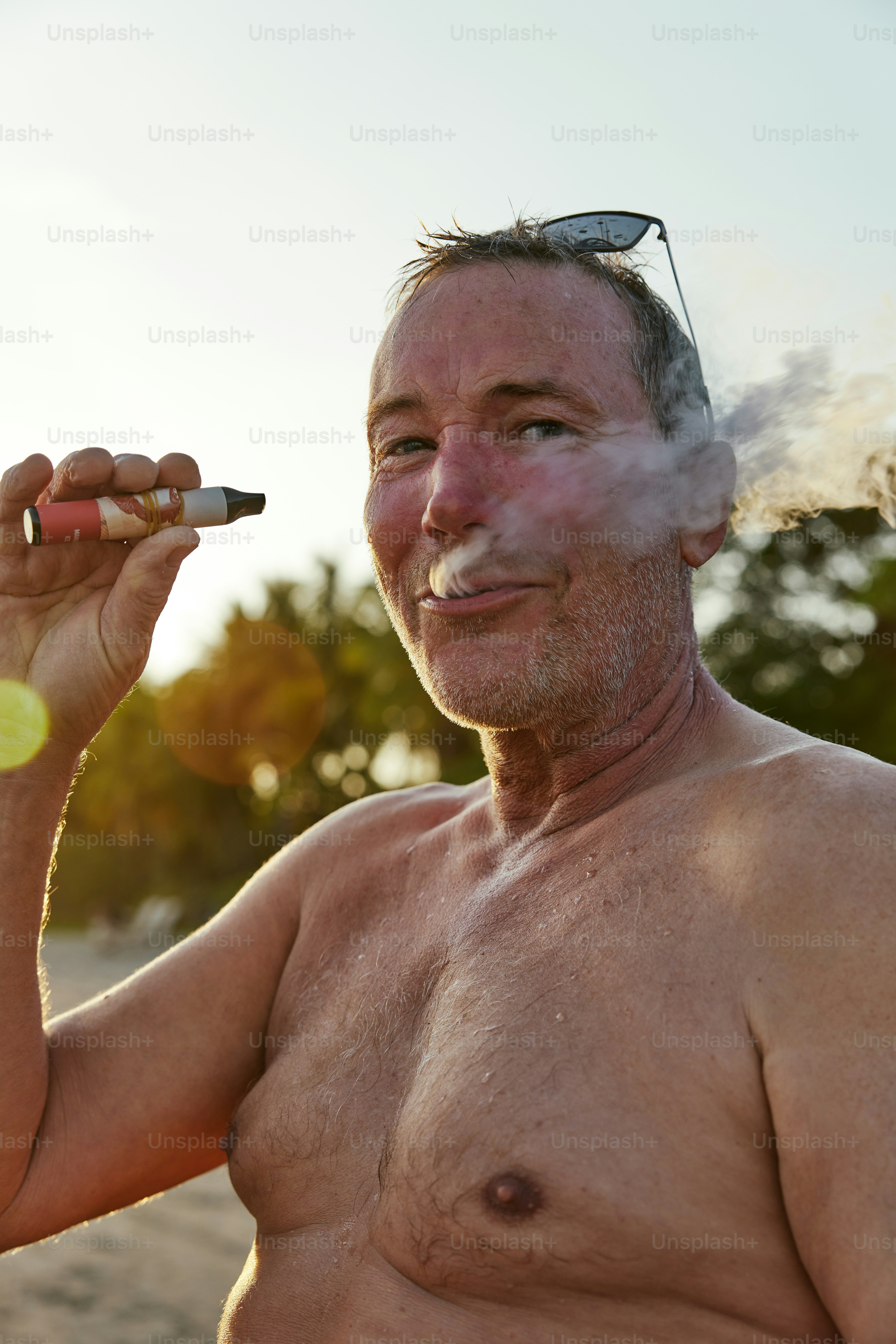 Un homme fumant une cigarette sur la plage photo – Fumeur Photo sur ...