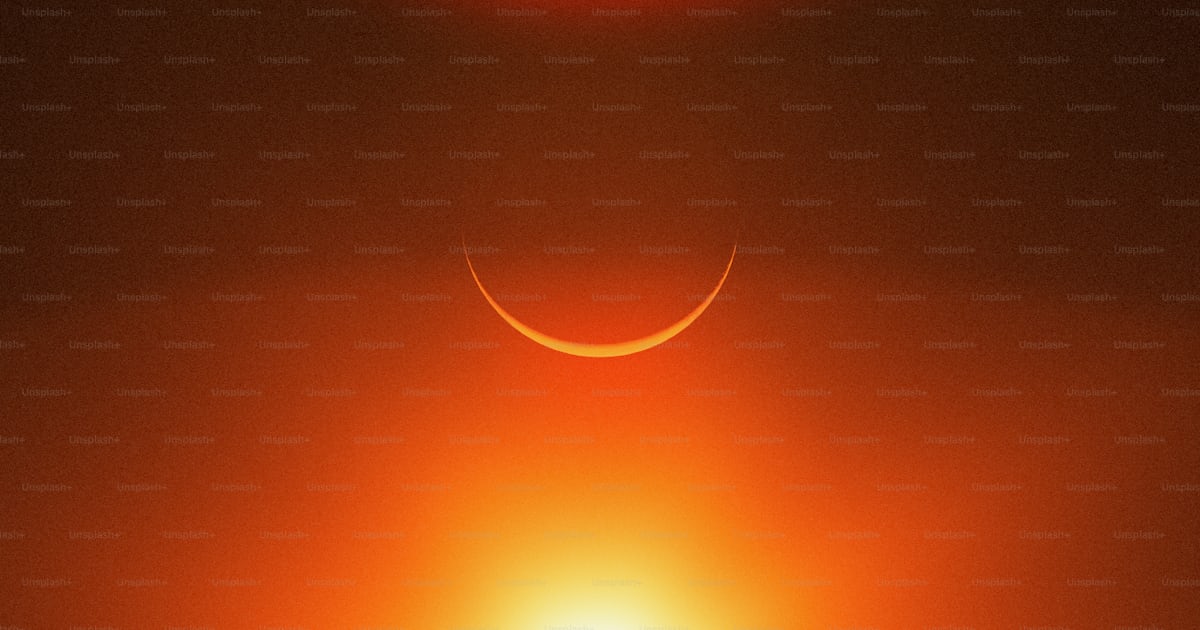 Die Sonne geht über dem Horizont einer Sichel unter Foto – Bild zum ... Die Sonne geht über dem Horizont einer Sichel unter Foto – Bild zum ...