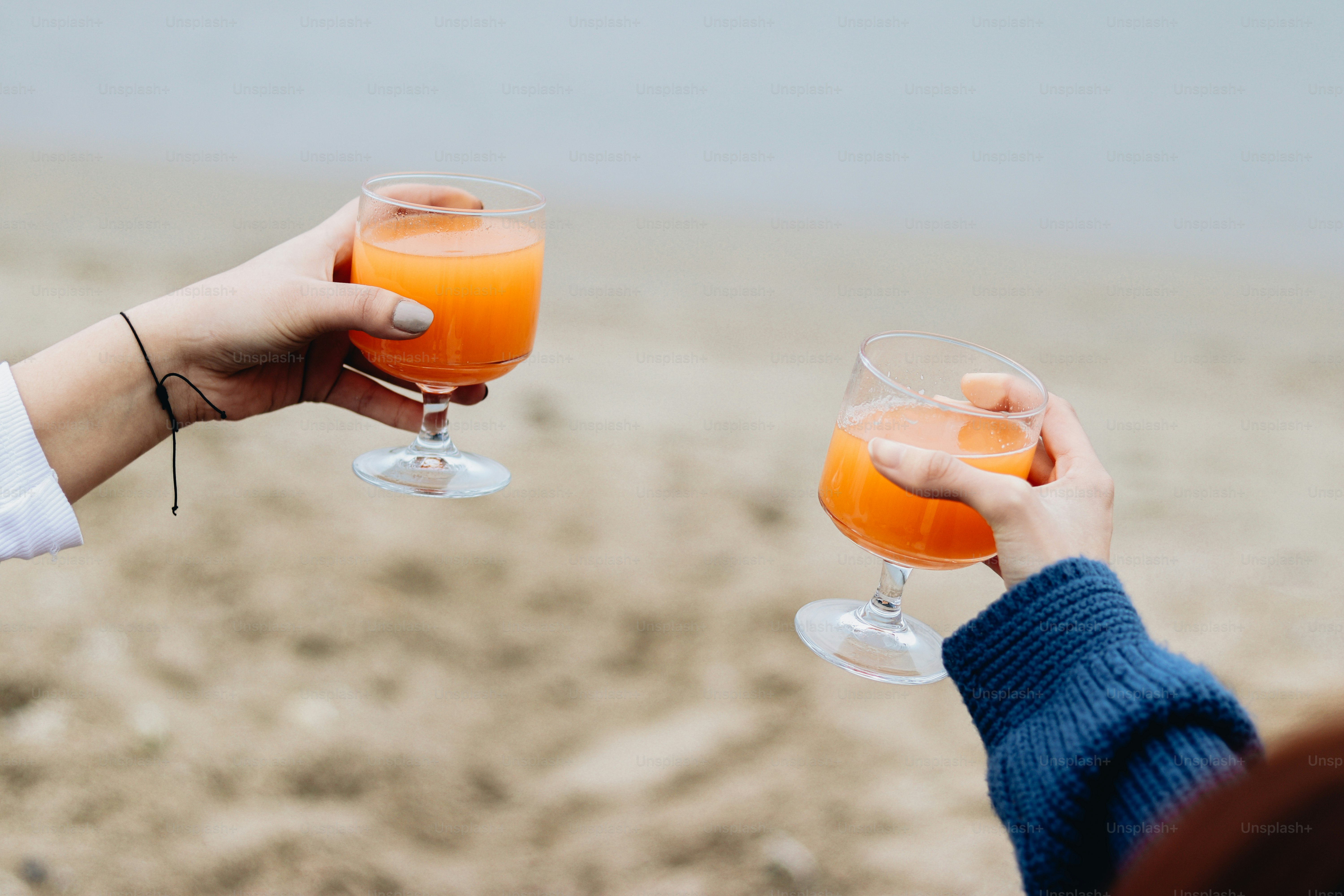 Un couple de personnes tenant des verres de jus d’orange photo – -jus ...