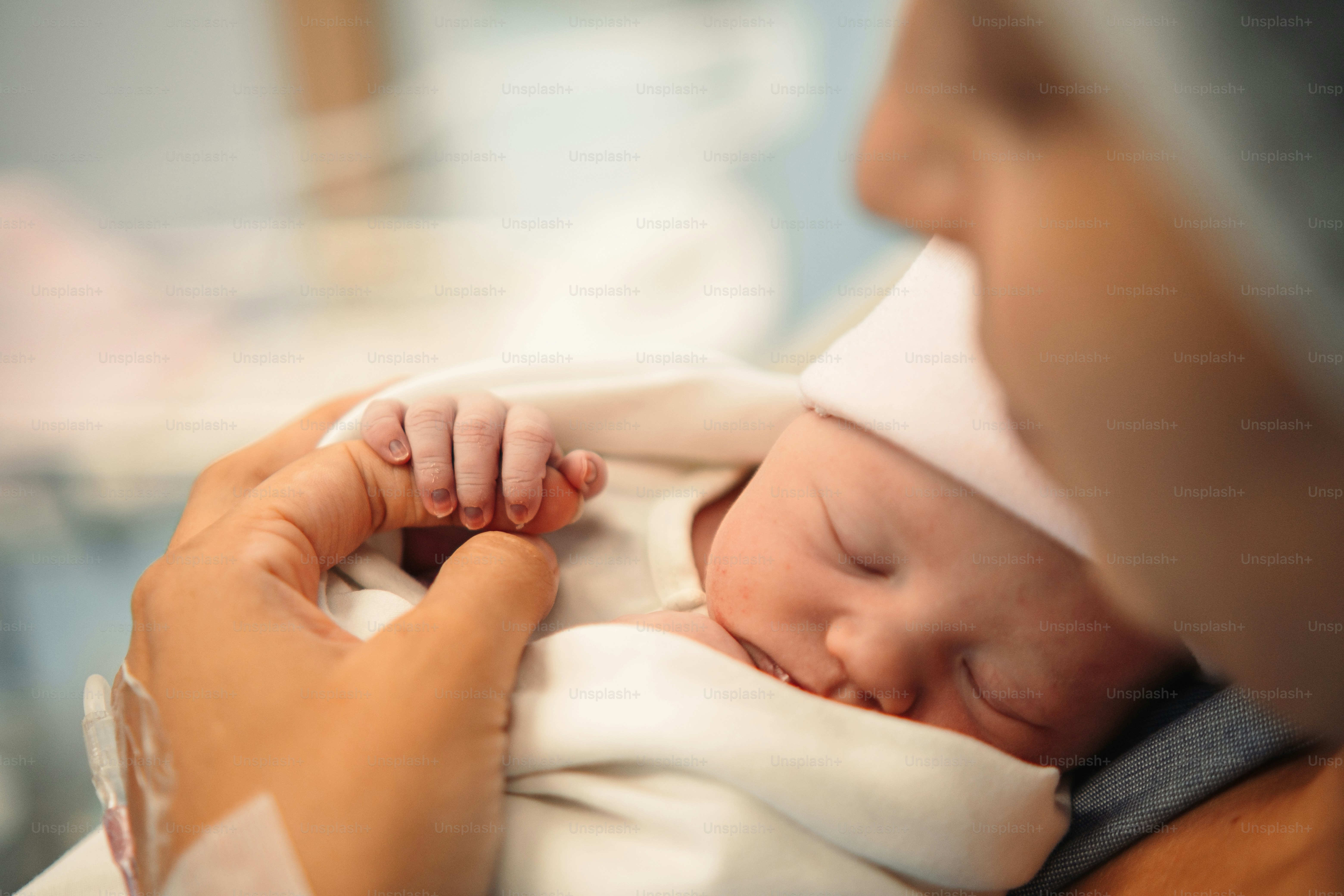 A baby is sleeping in a glass crib photo – Newborn Image on Unsplash