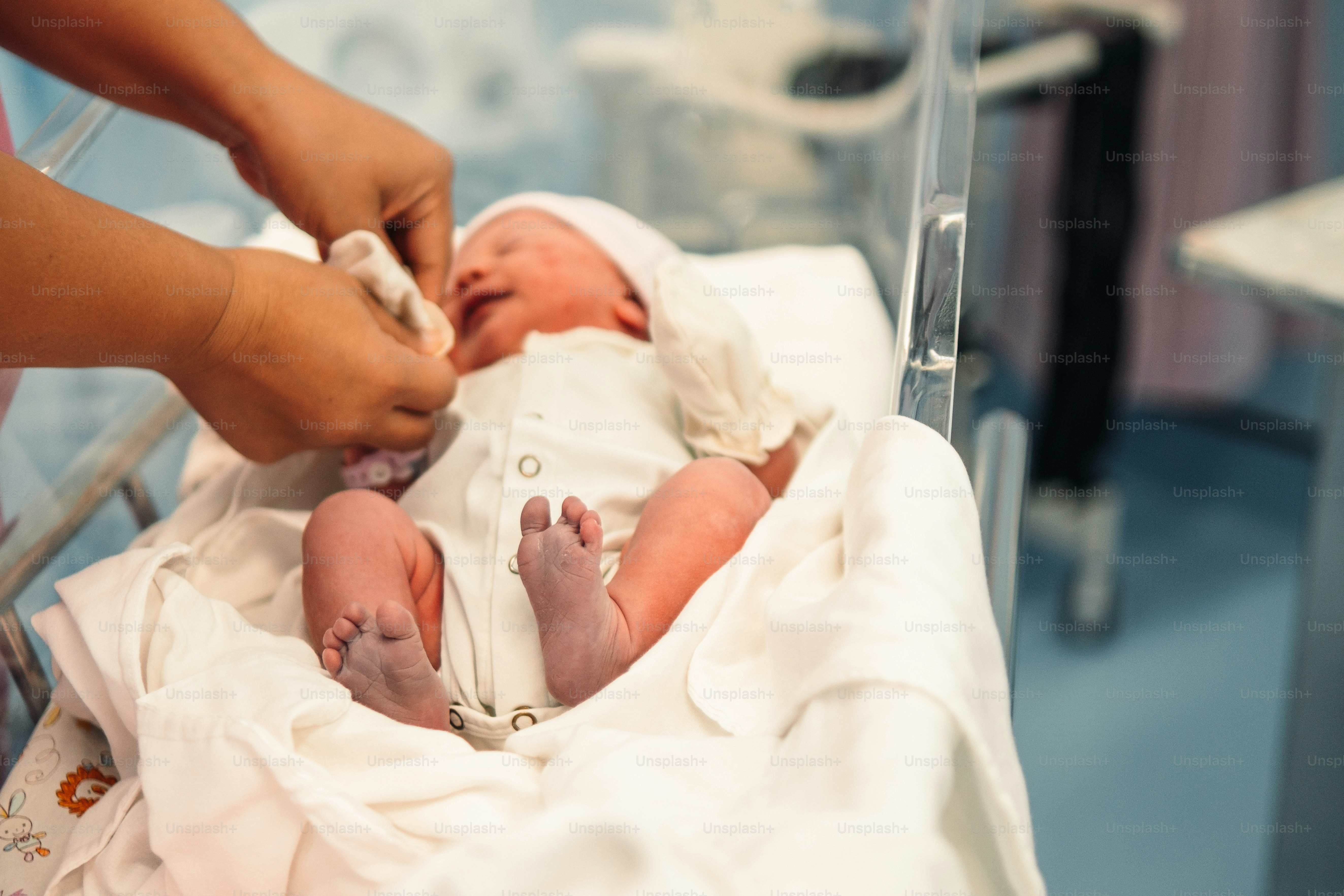 A baby is sleeping in a glass crib photo – Baby Image on Unsplash