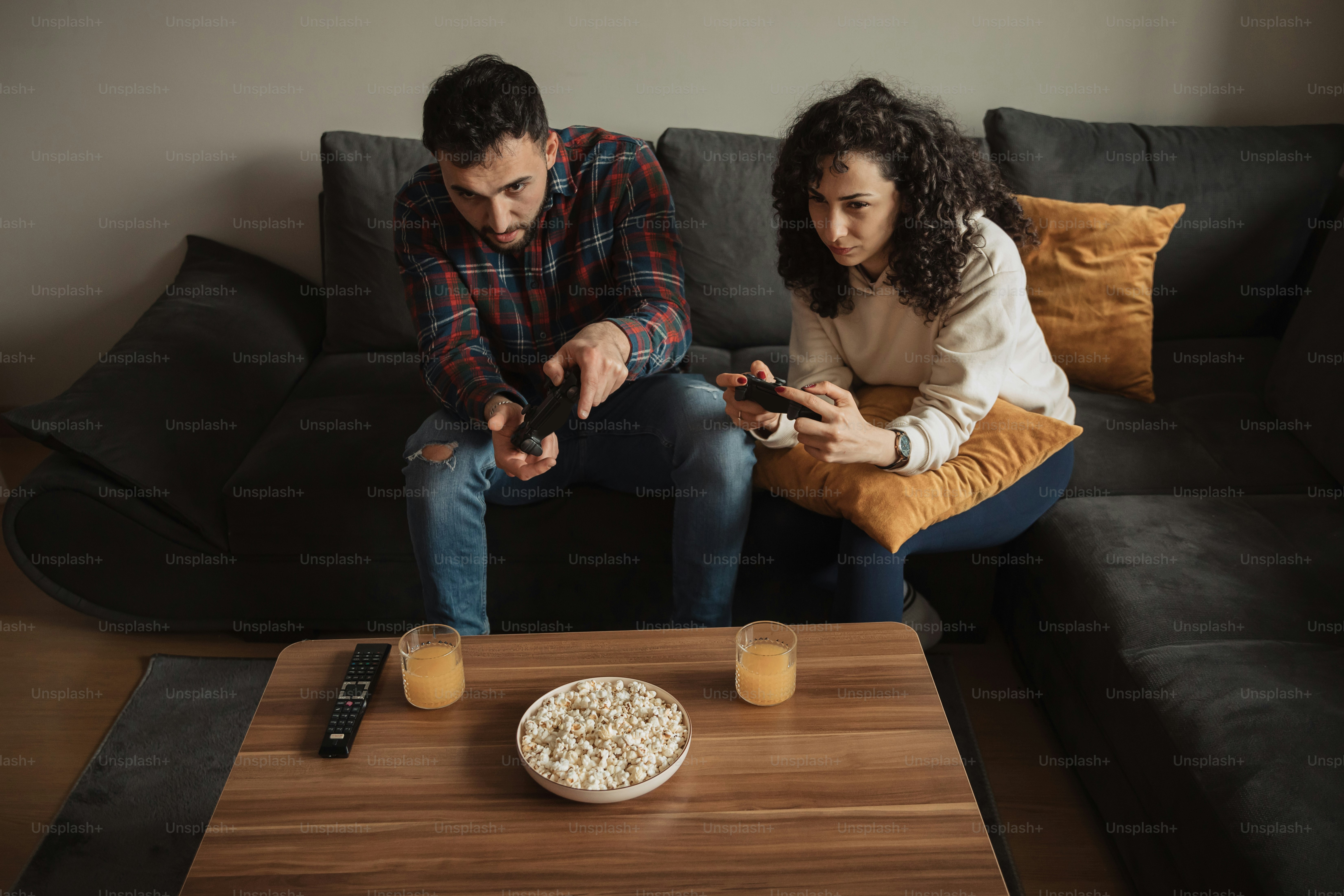 Foto Un hombre y una mujer sentados en un sofá jugando videojuegos – Xbox Imagen en Unsplash