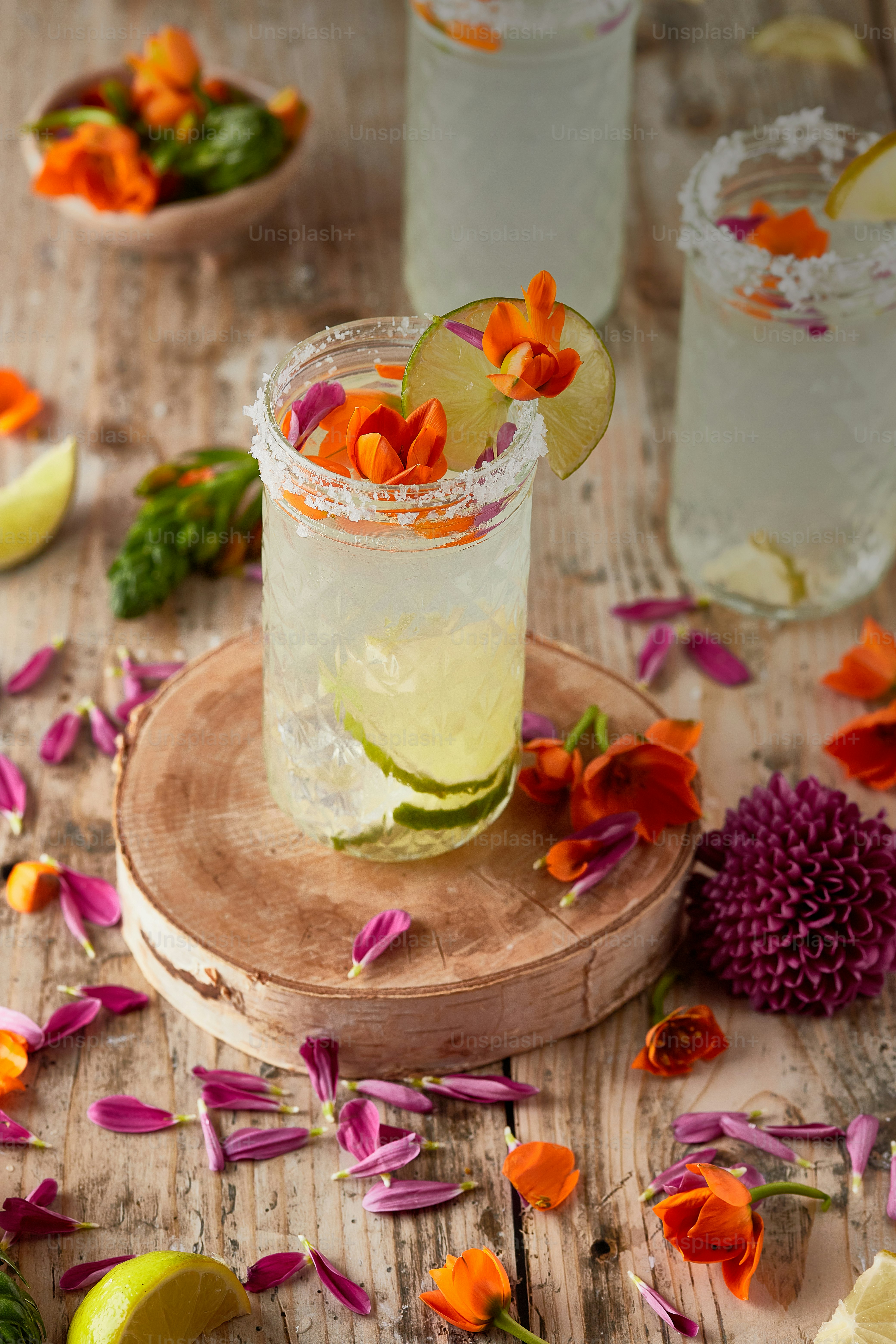 A drink with a lime and a slice of lime photo – Mocktails Image on Unsplash