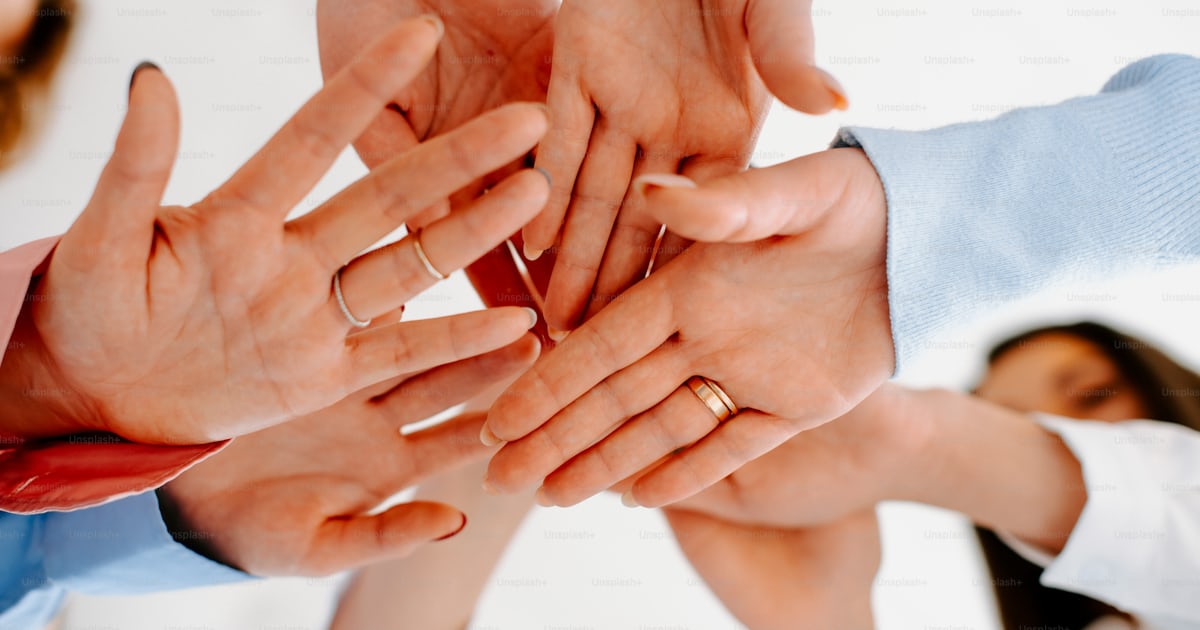 Foto Um grupo de pessoas juntando as mãos – Imagem de Solidariedade no ... Foto Um grupo de pessoas juntando as mãos – Imagem de Solidariedade no ...