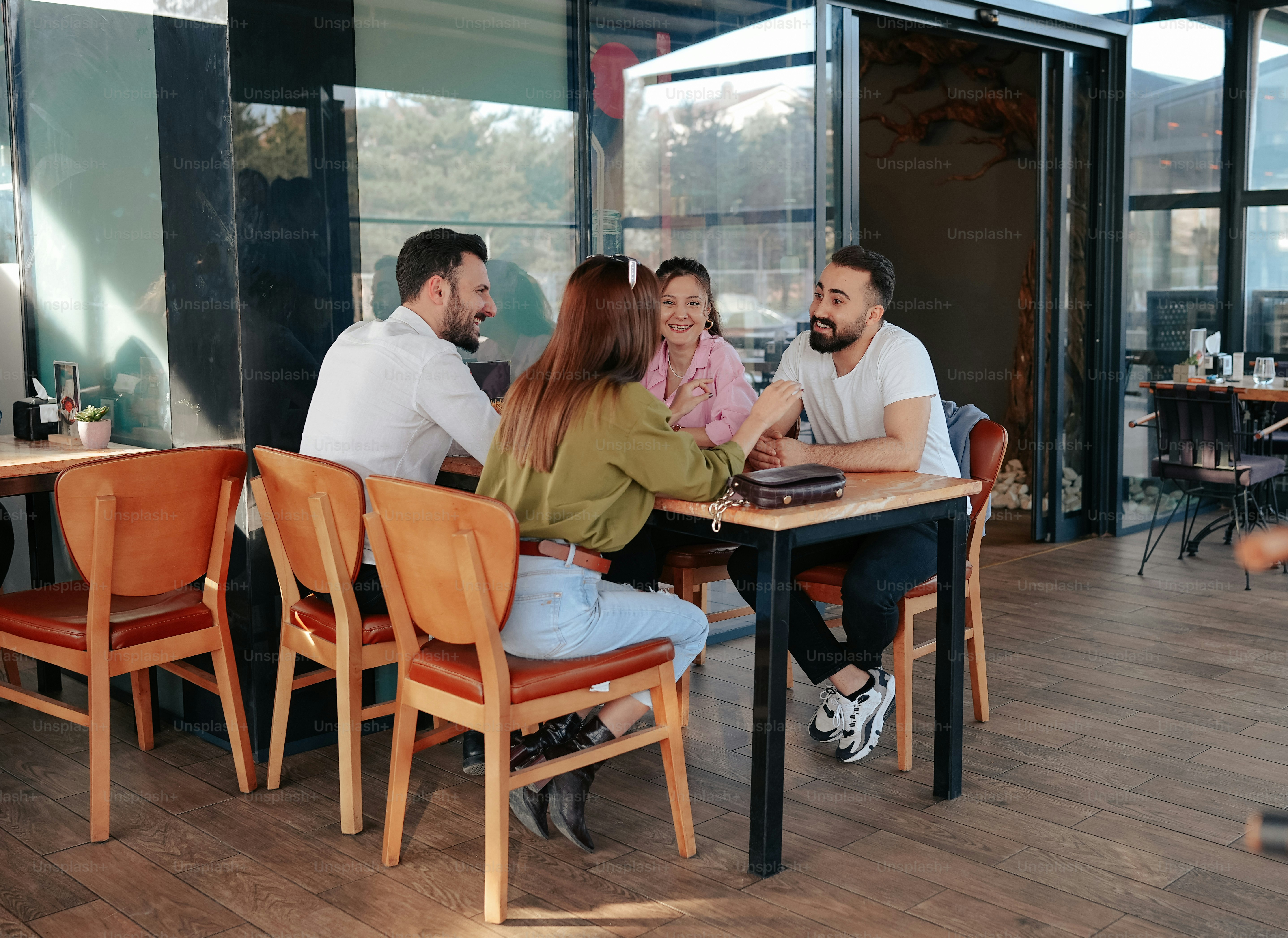 Coffee Shop Crowd Pictures | Download Free Images on Unsplash