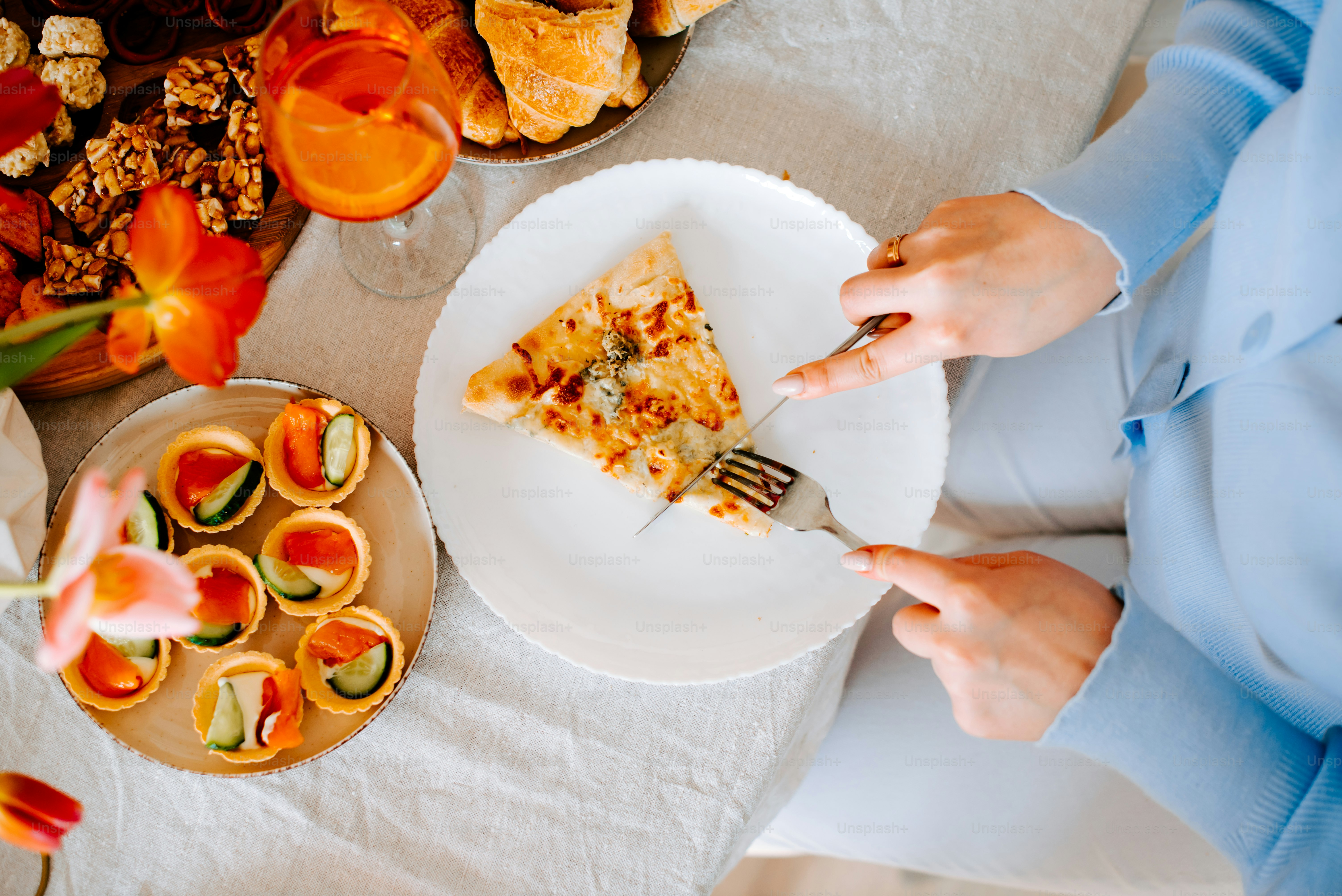 Una persona comiendo una rebanada de pizza en un plato foto – Imagen de ...