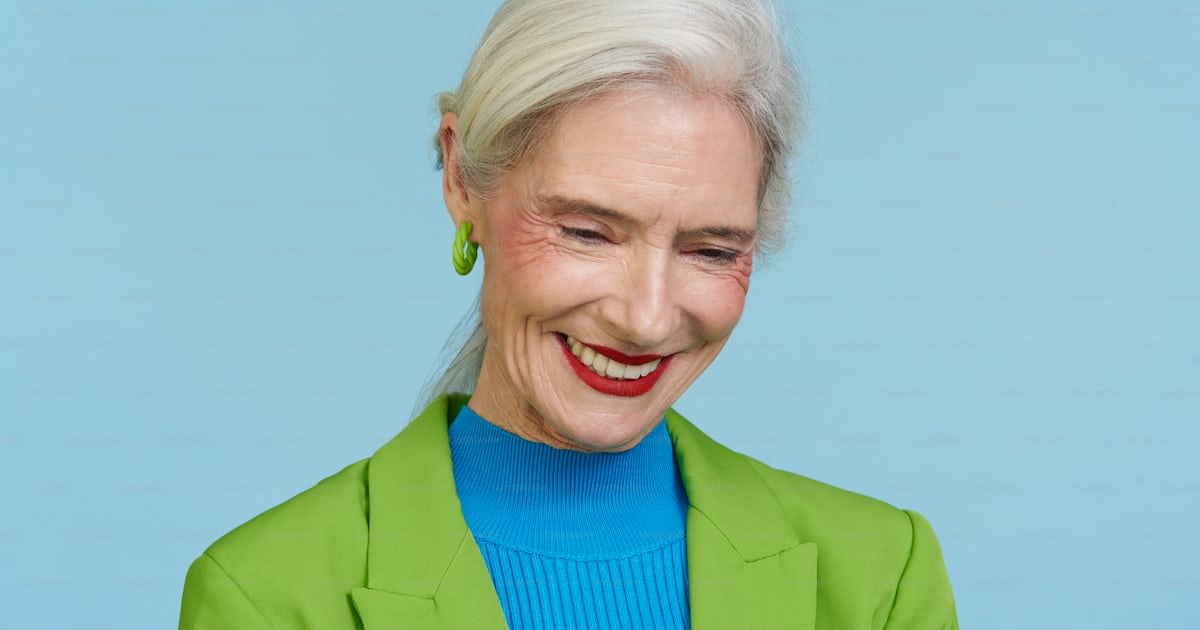 Una Mujer Con Cabello Blanco Y Una Chaqueta Verde Foto Imagen De Ancianas En Unsplash