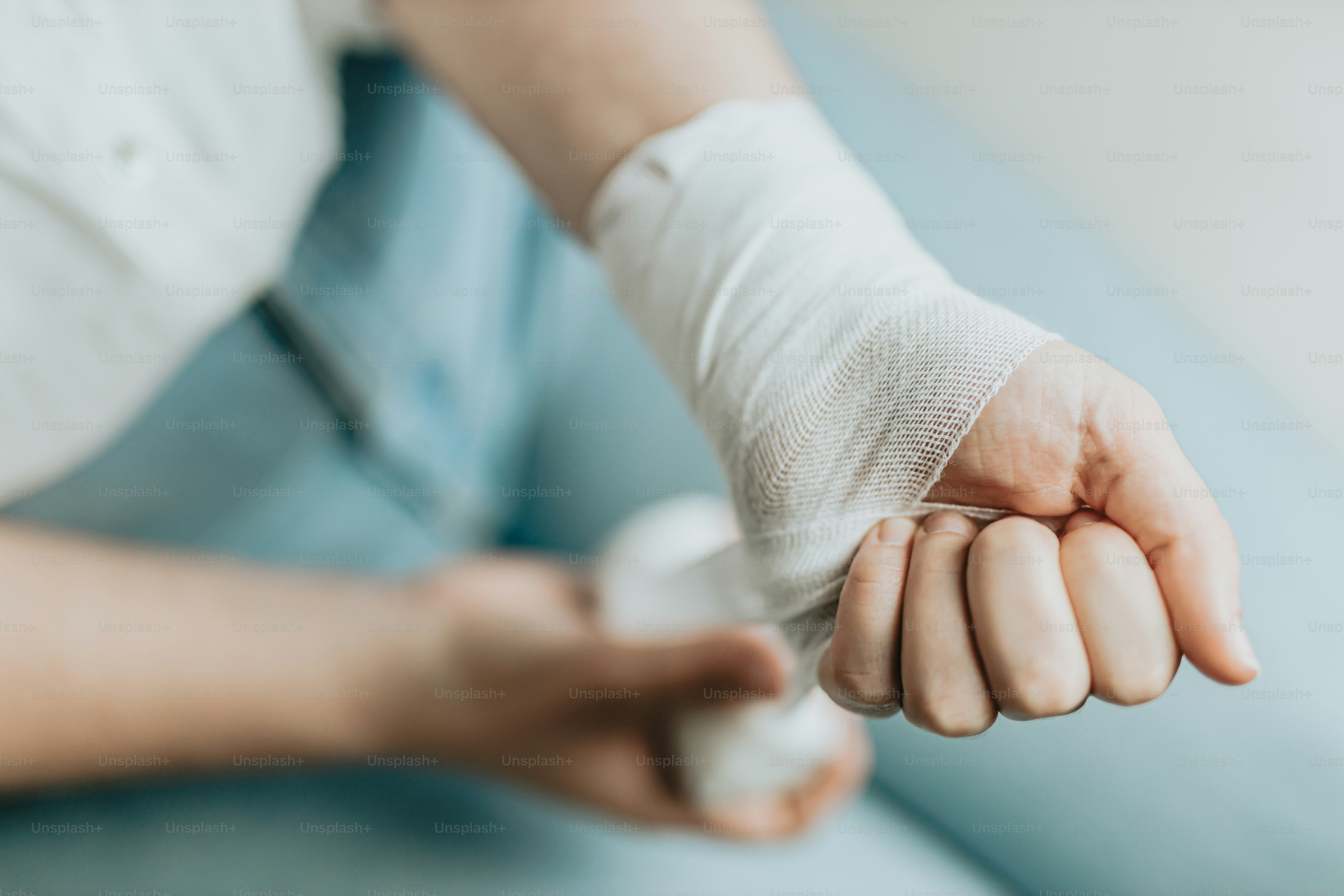A person with a cast on their hand photo – First aid Image on Unsplash