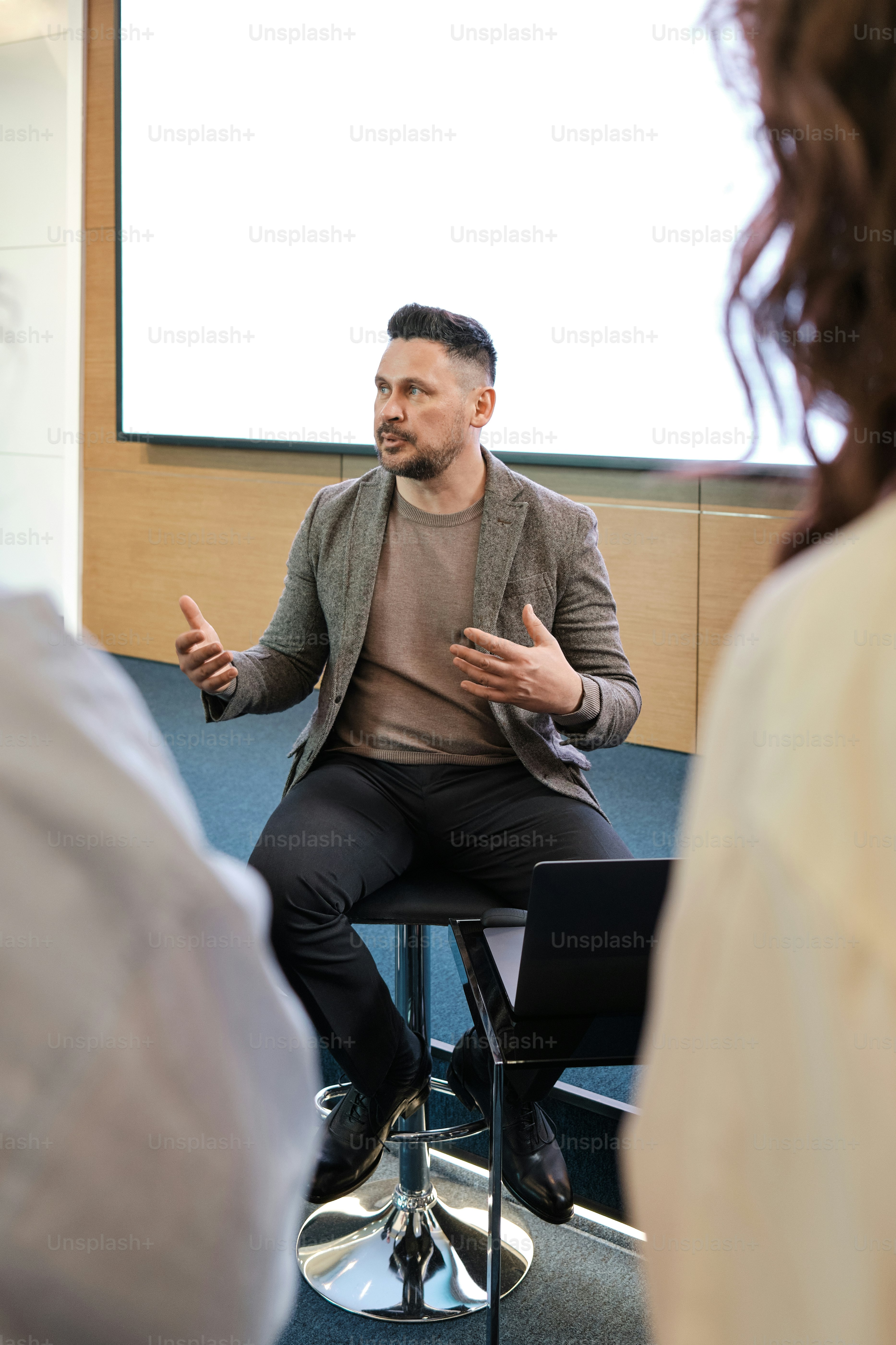 A man standing in front of a projection screen photo – Students Image ...