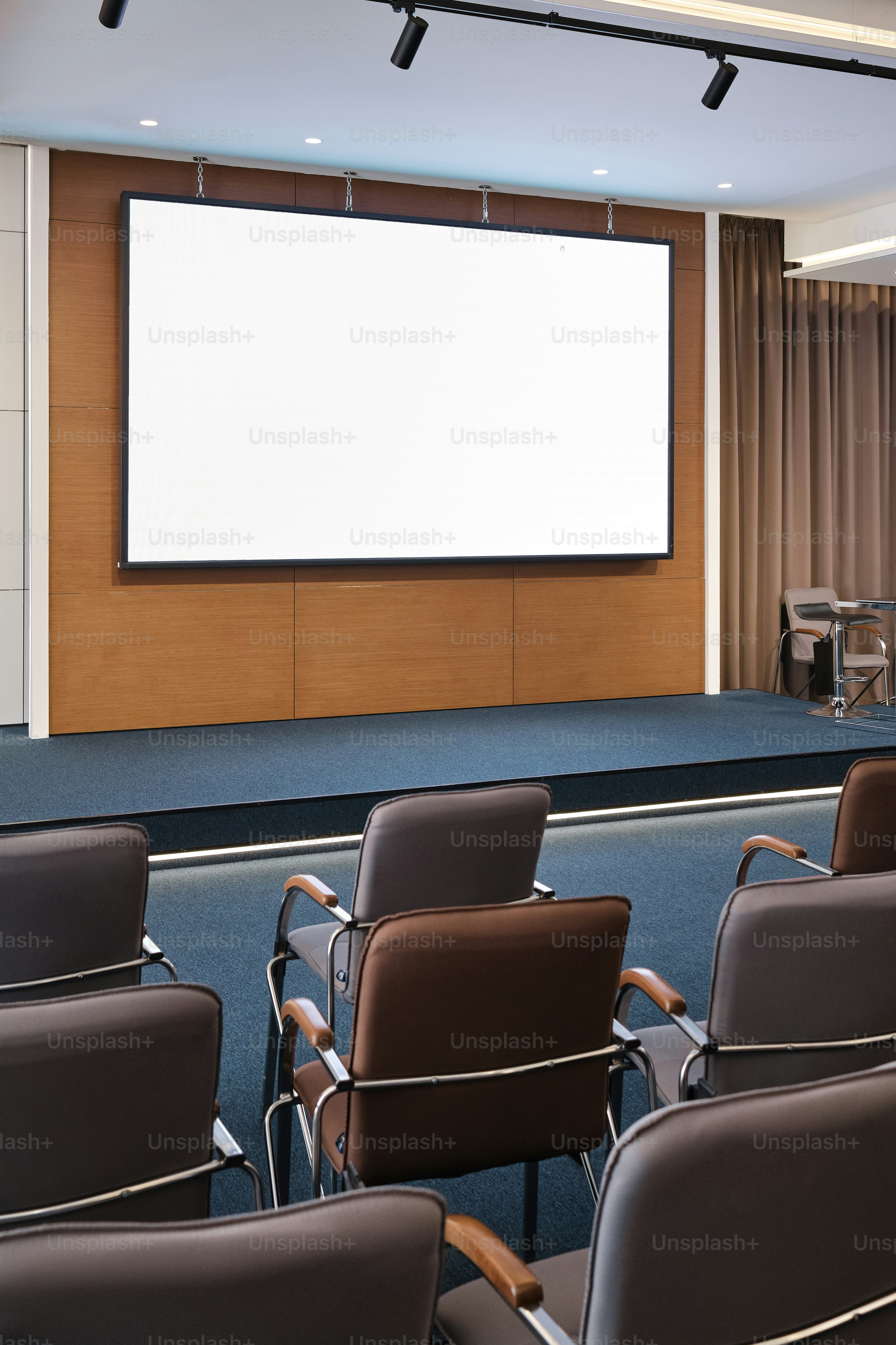 A room filled with chairs and a projector screen photo – Lecture hall ...
