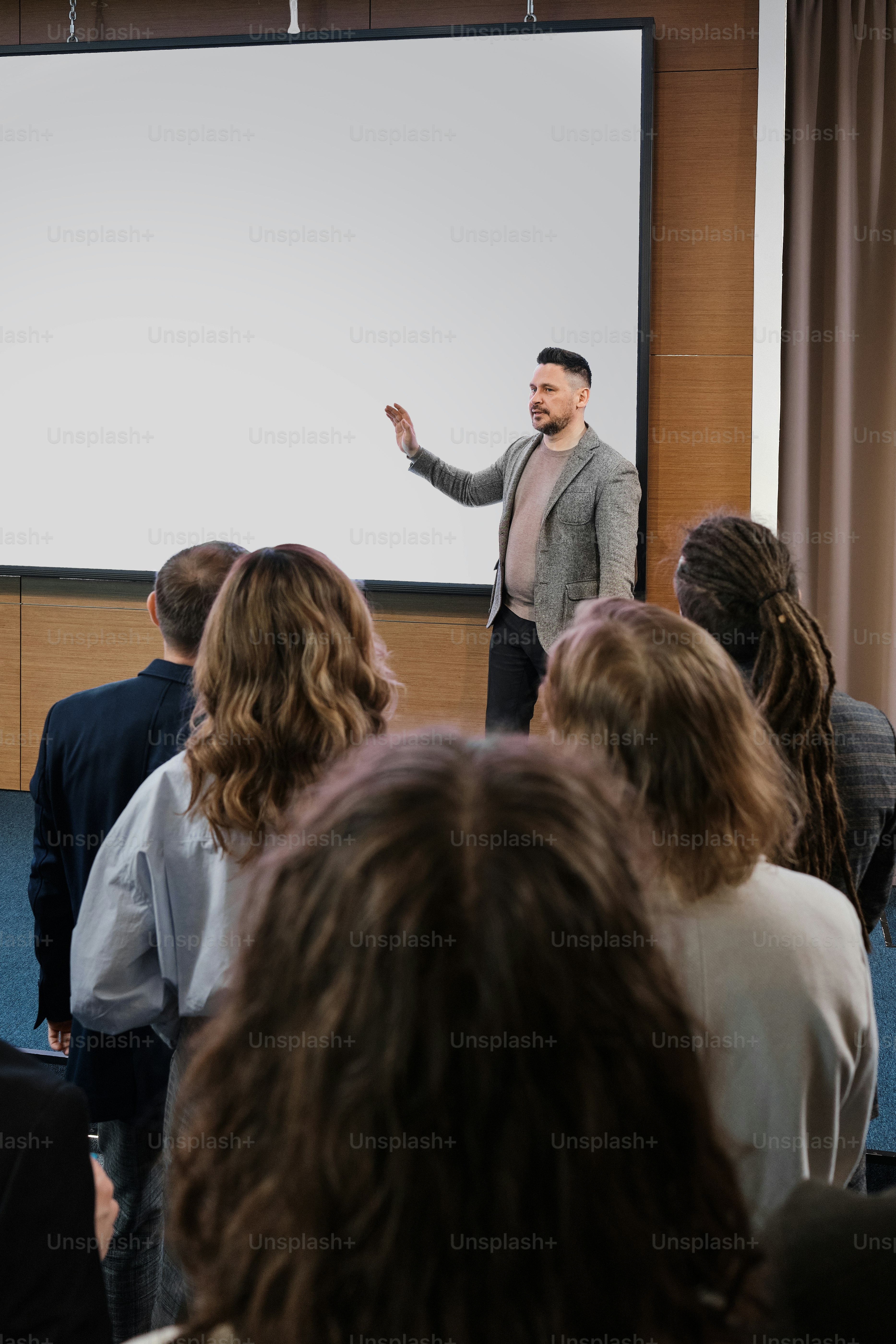 Foto Um homem fazendo uma apresentação para um grupo de pessoas ...