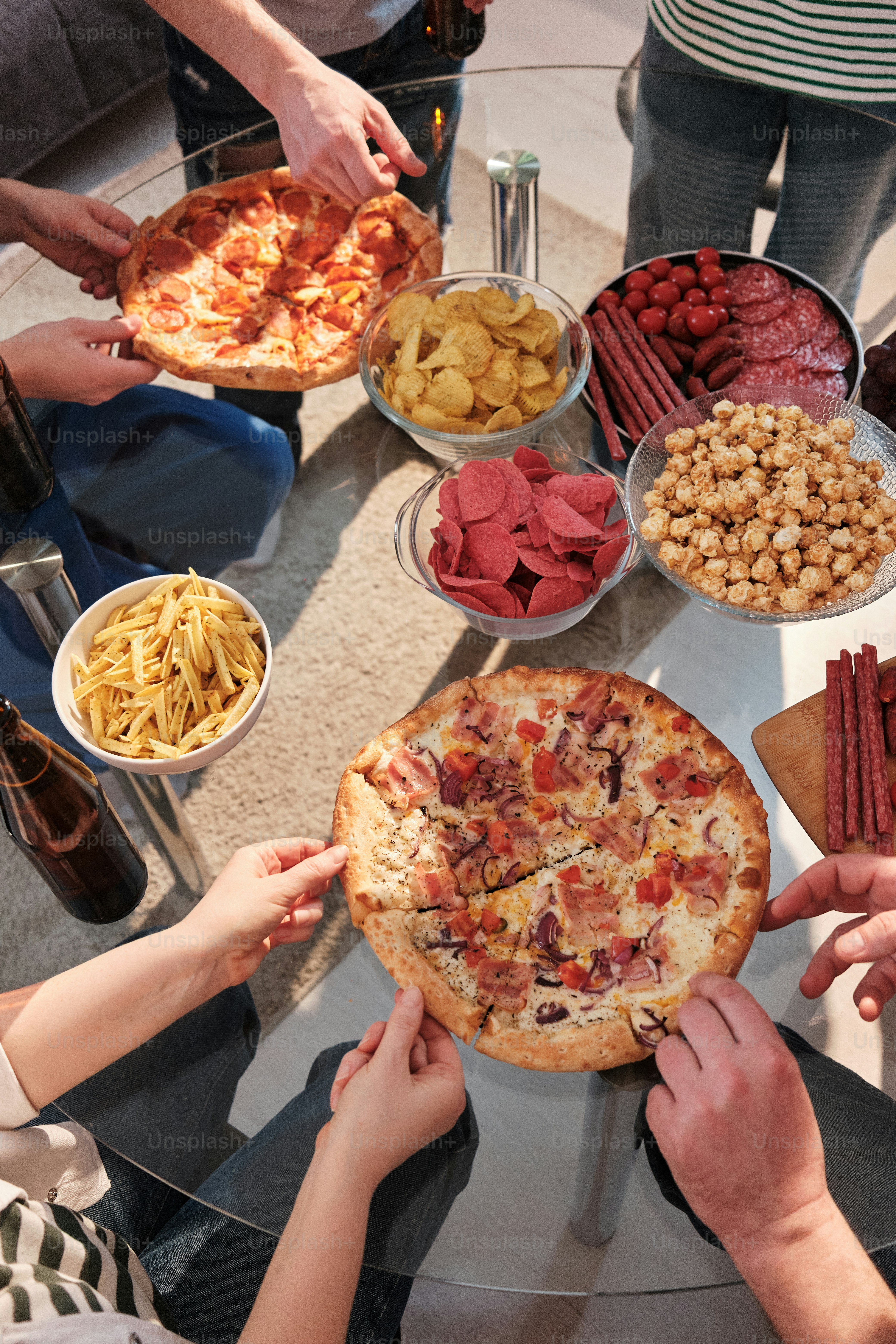A group of people holding slices of pizza photo – Food Image on Unsplash