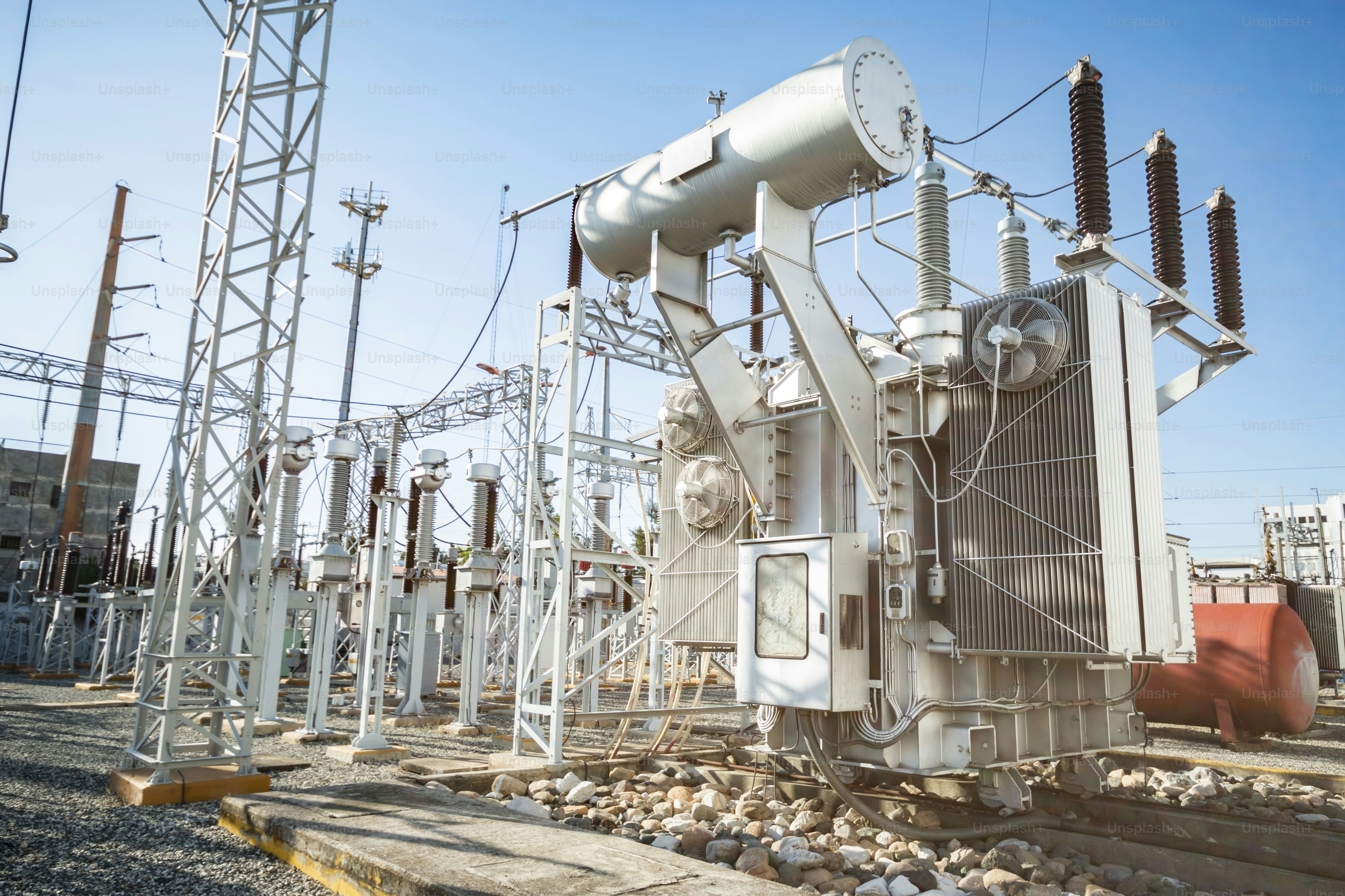 Un tas de lignes électriques assises les unes à côté des autres photo ...