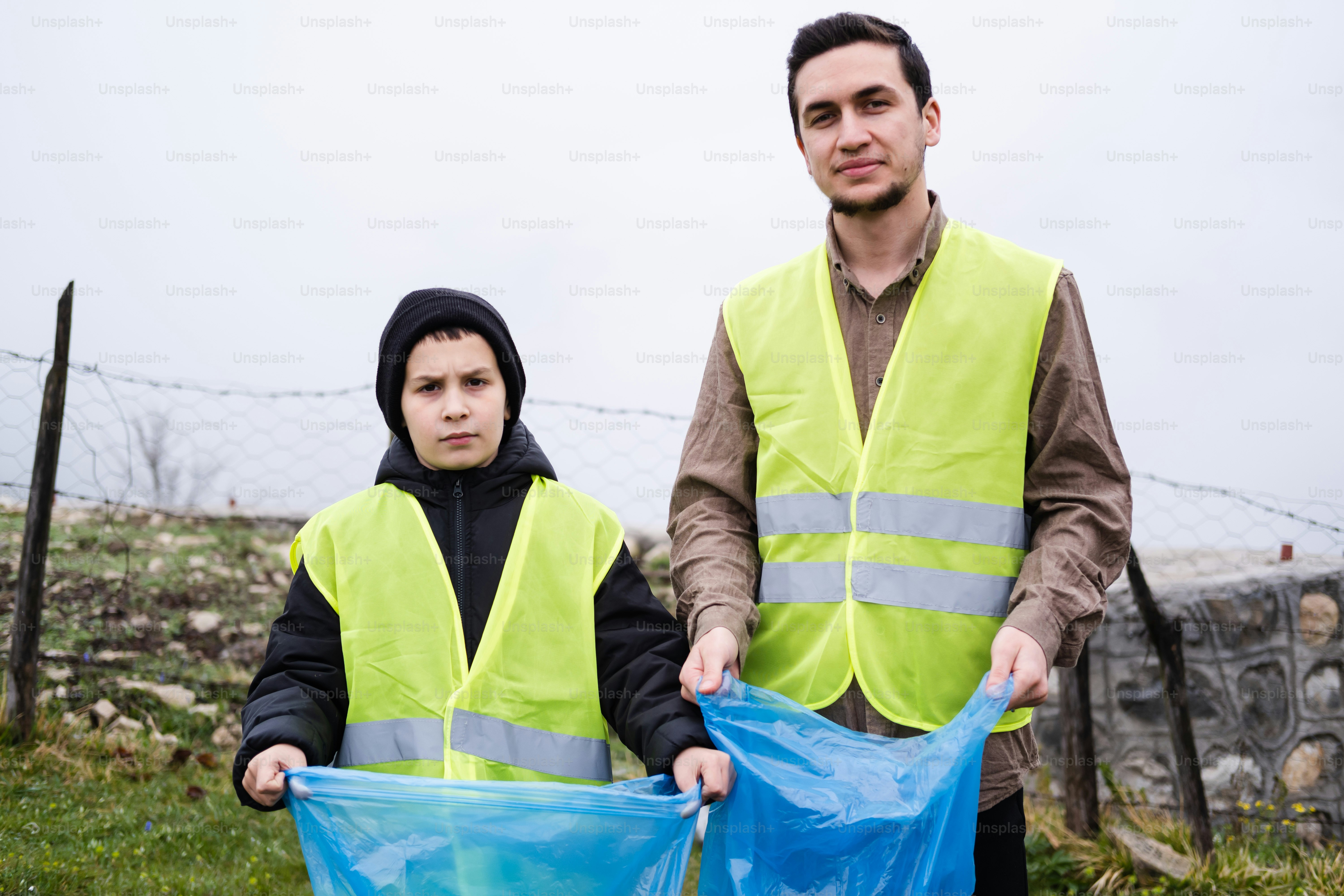 A couple of people that are holding some bags photo – Volunteer Image ...