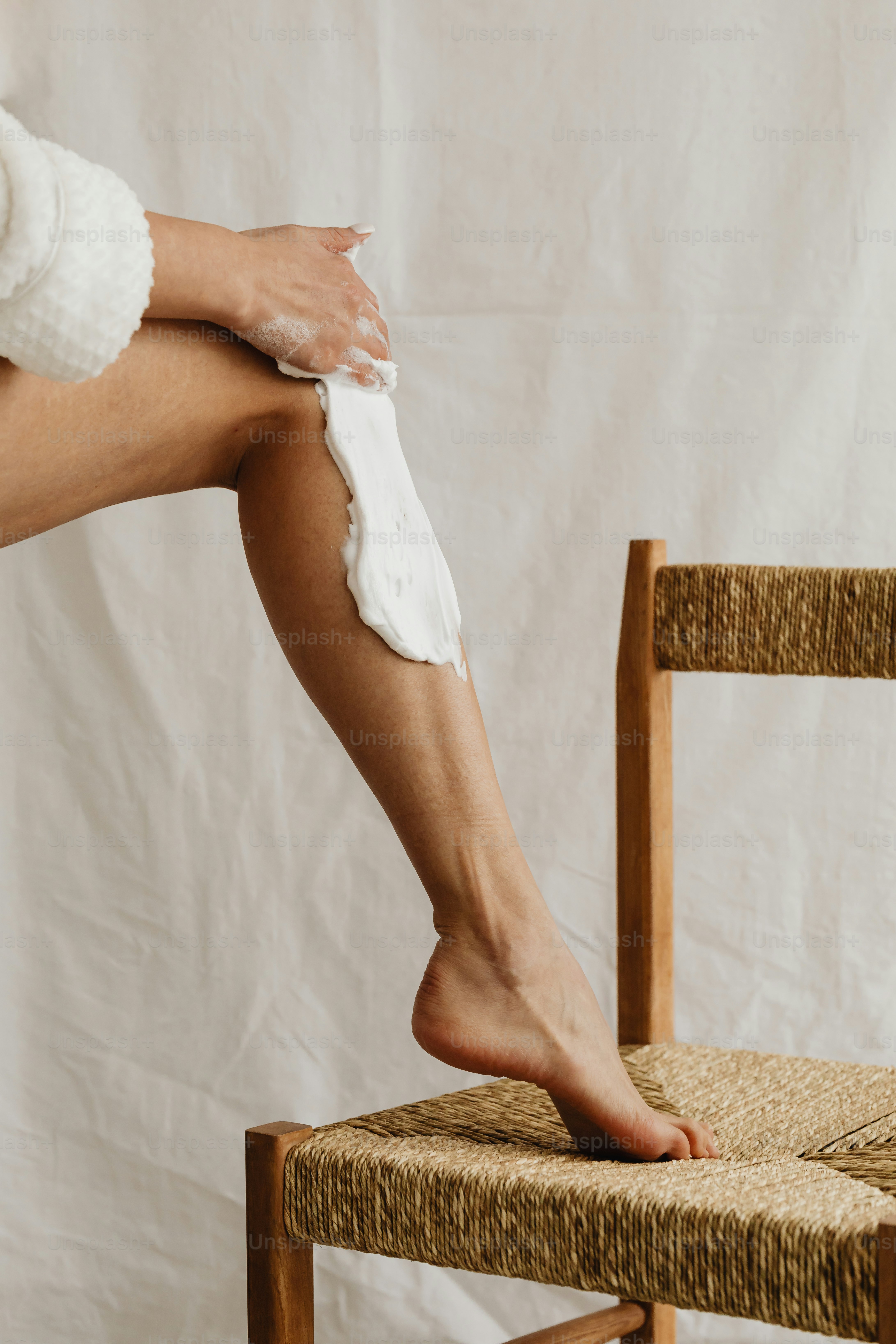 Foto Una persona con un yeso en la pierna sentada en una silla ...