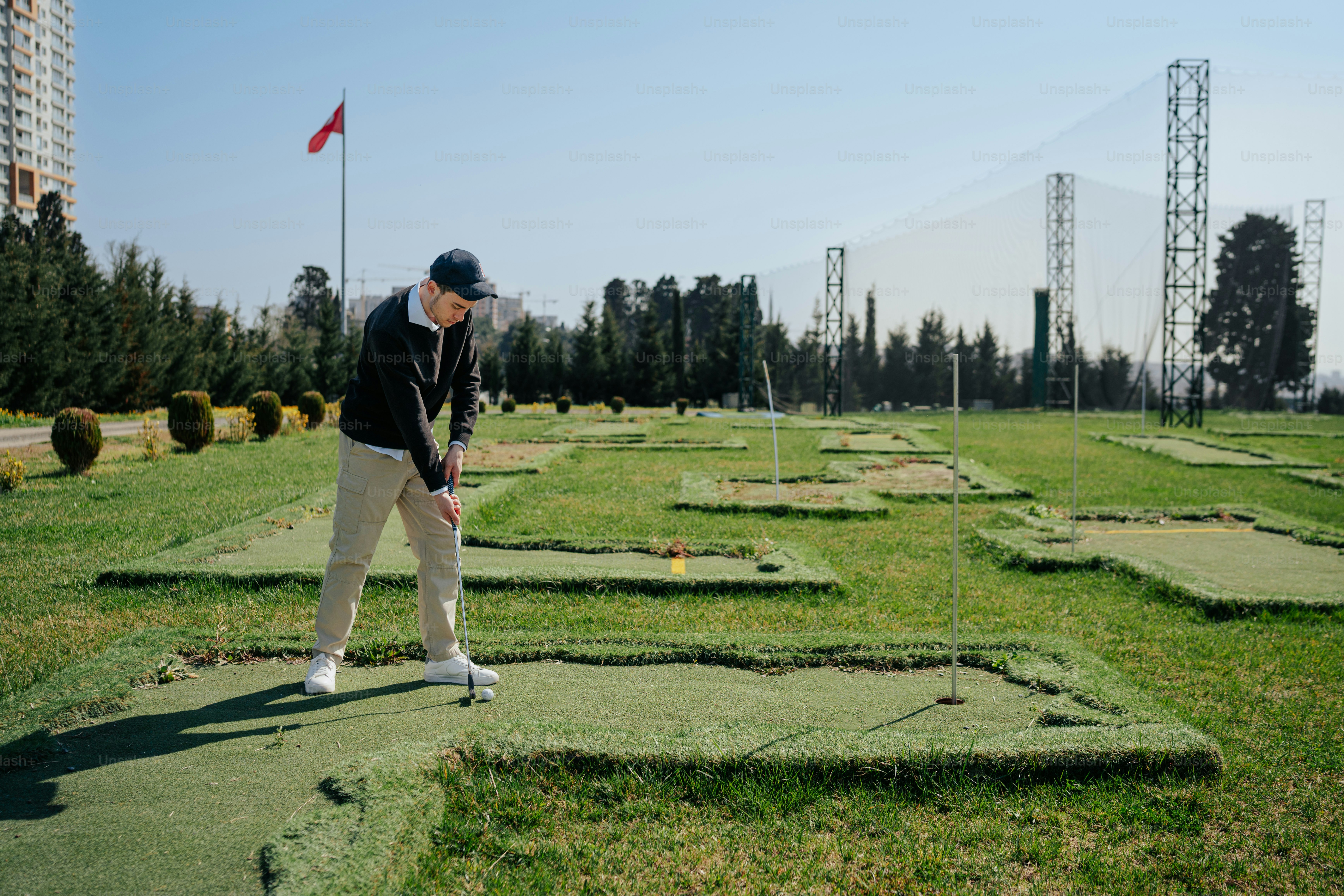 A man is playing golf in a maze photo – Golf clubs Image on Unsplash
