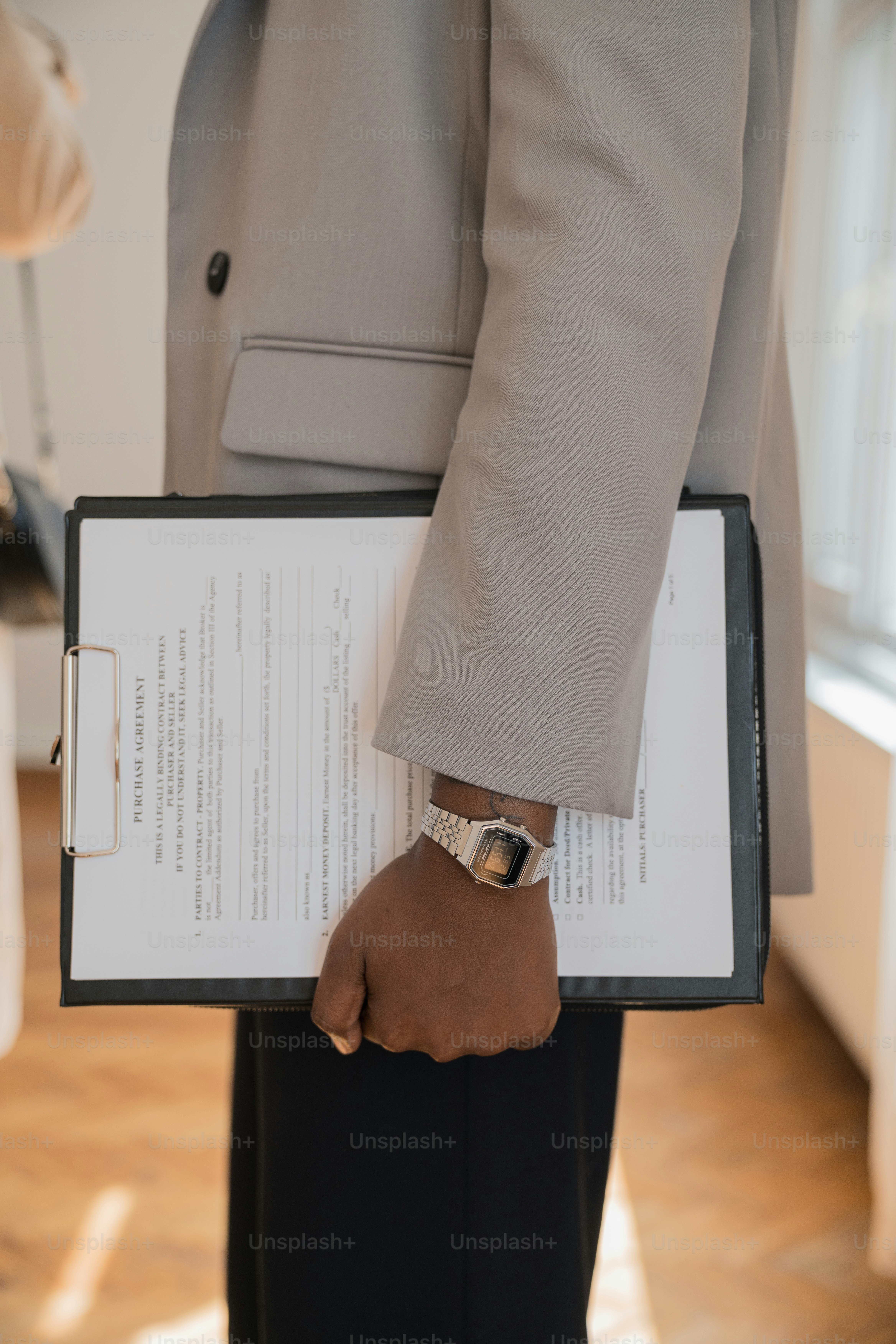 A man in a suit holding a binder photo – Vertrag Image on Unsplash