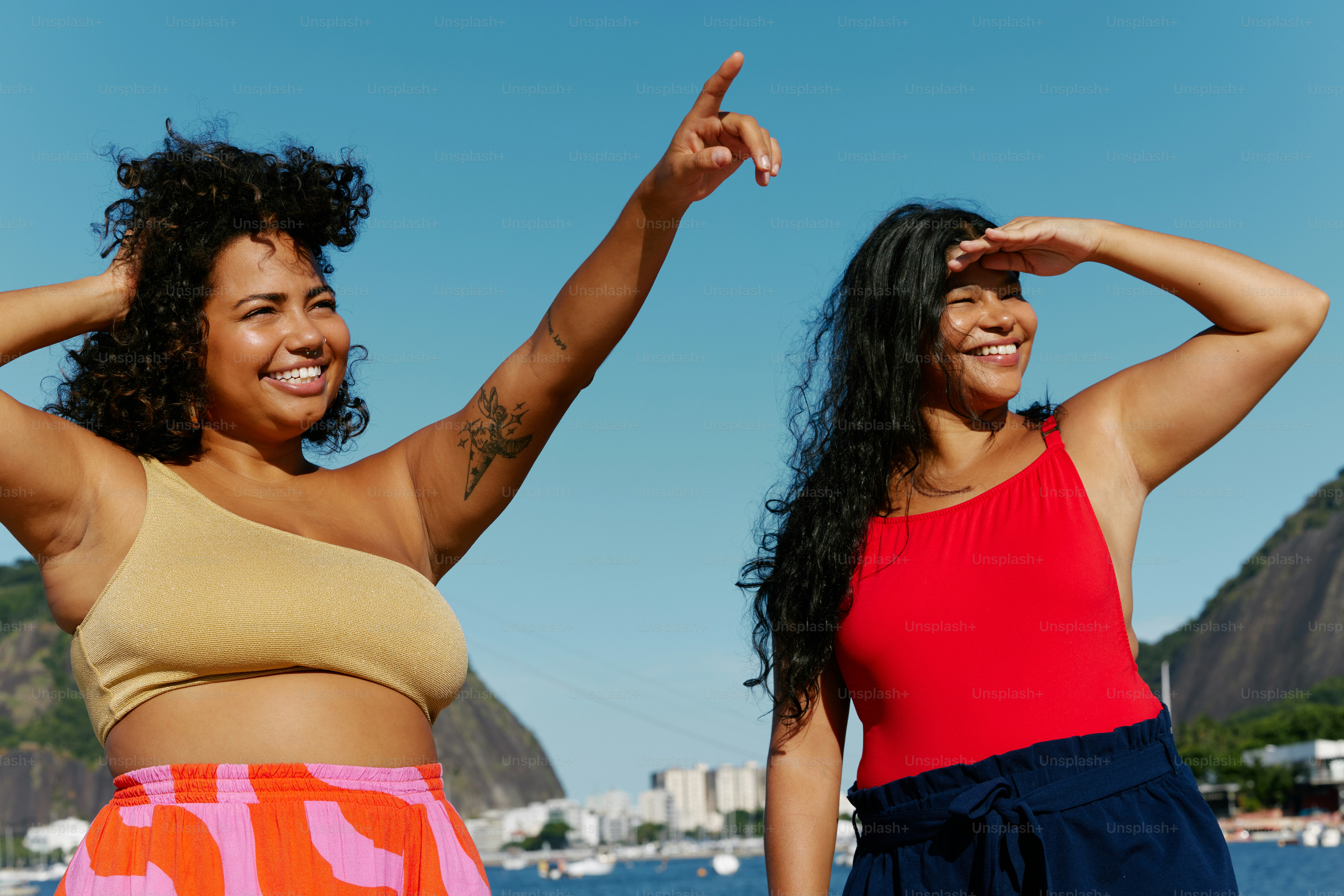 Un couple de femmes debout l’une à côté de l’autre photo – Plage Photo sur Unsplash