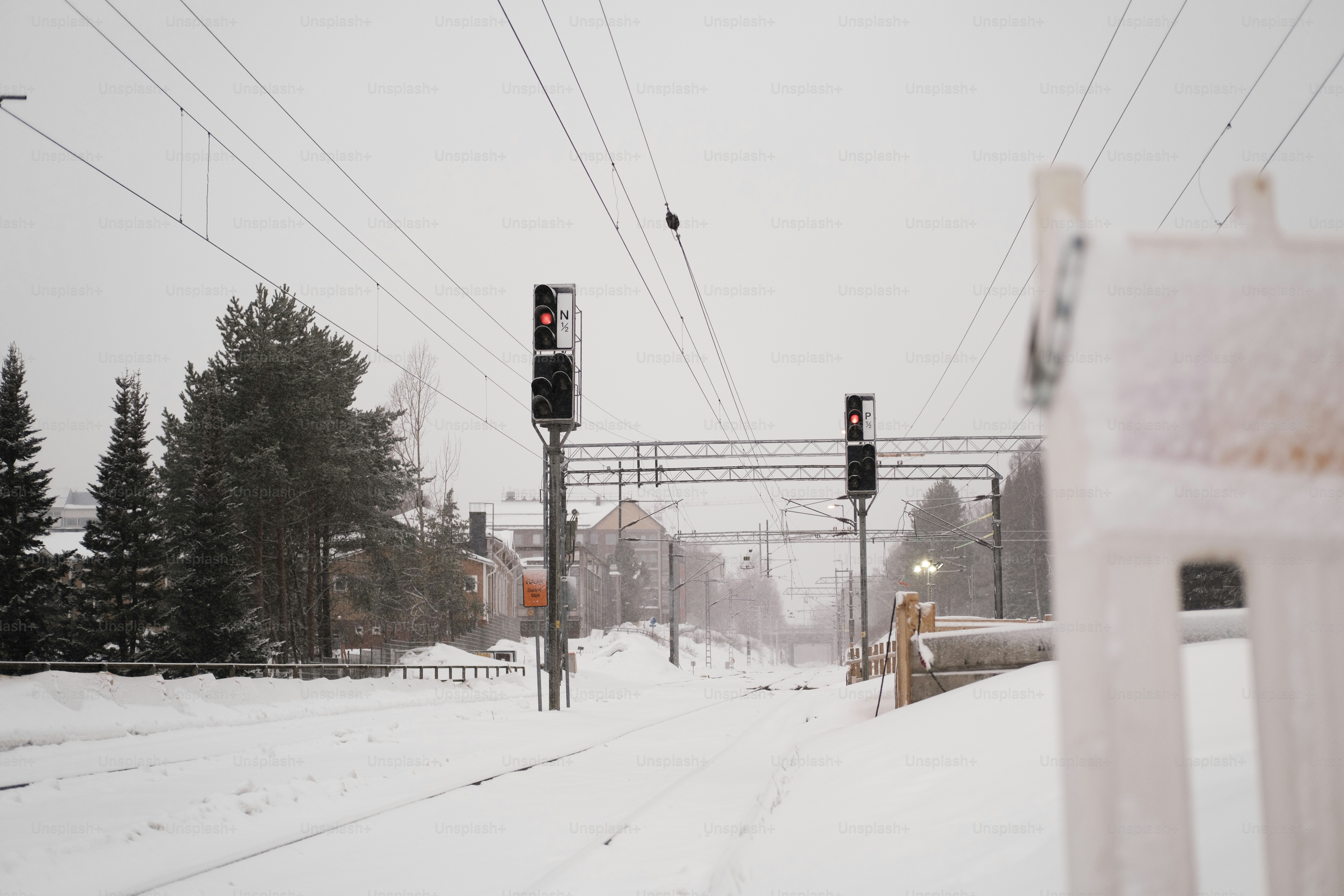 Foto zum Thema Ein Bahngleis mit einer Ampel darauf – Bild zu Europa ...