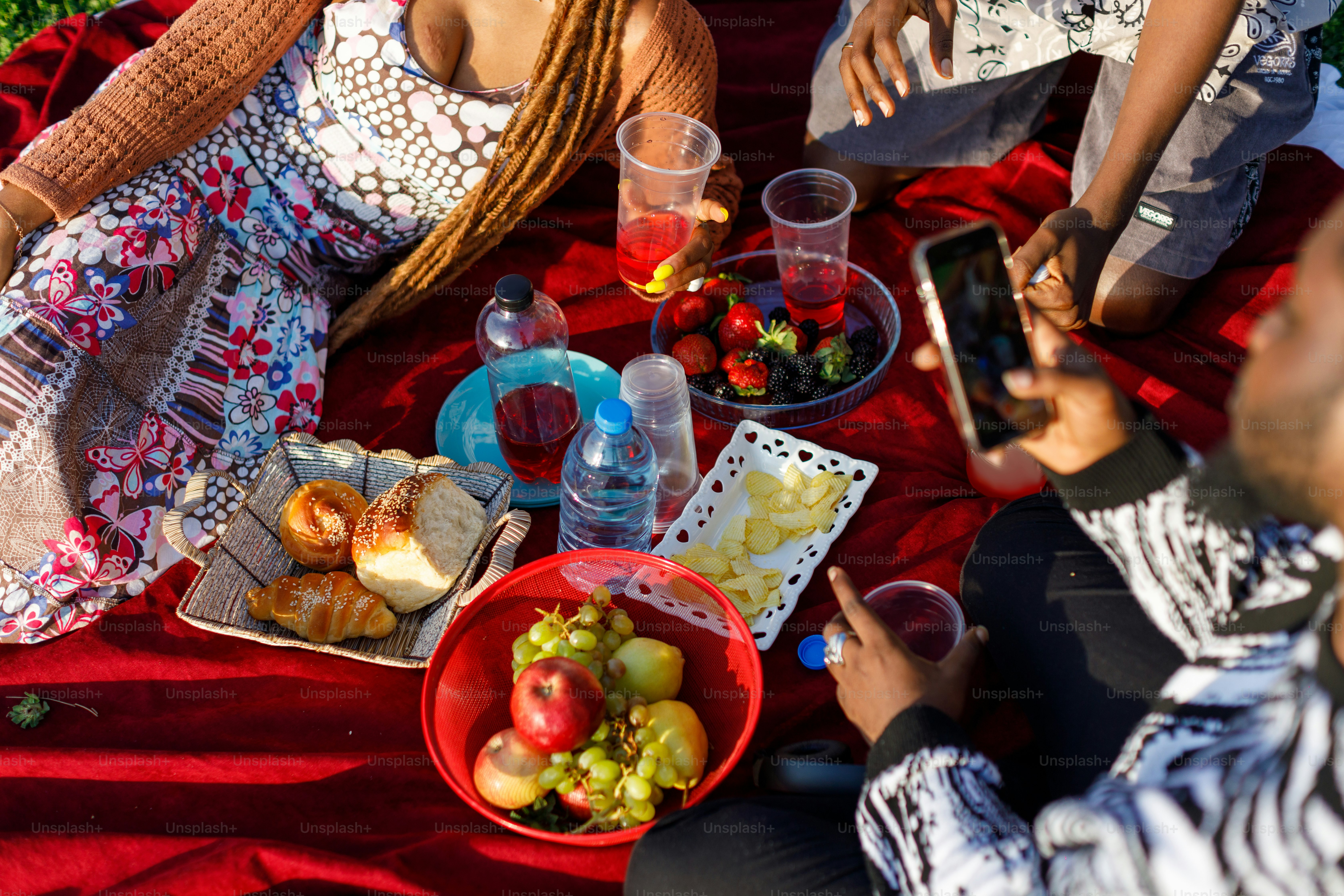 Foto zum Thema Eine Gruppe von Menschen, die um einen Tisch mit Essen ...