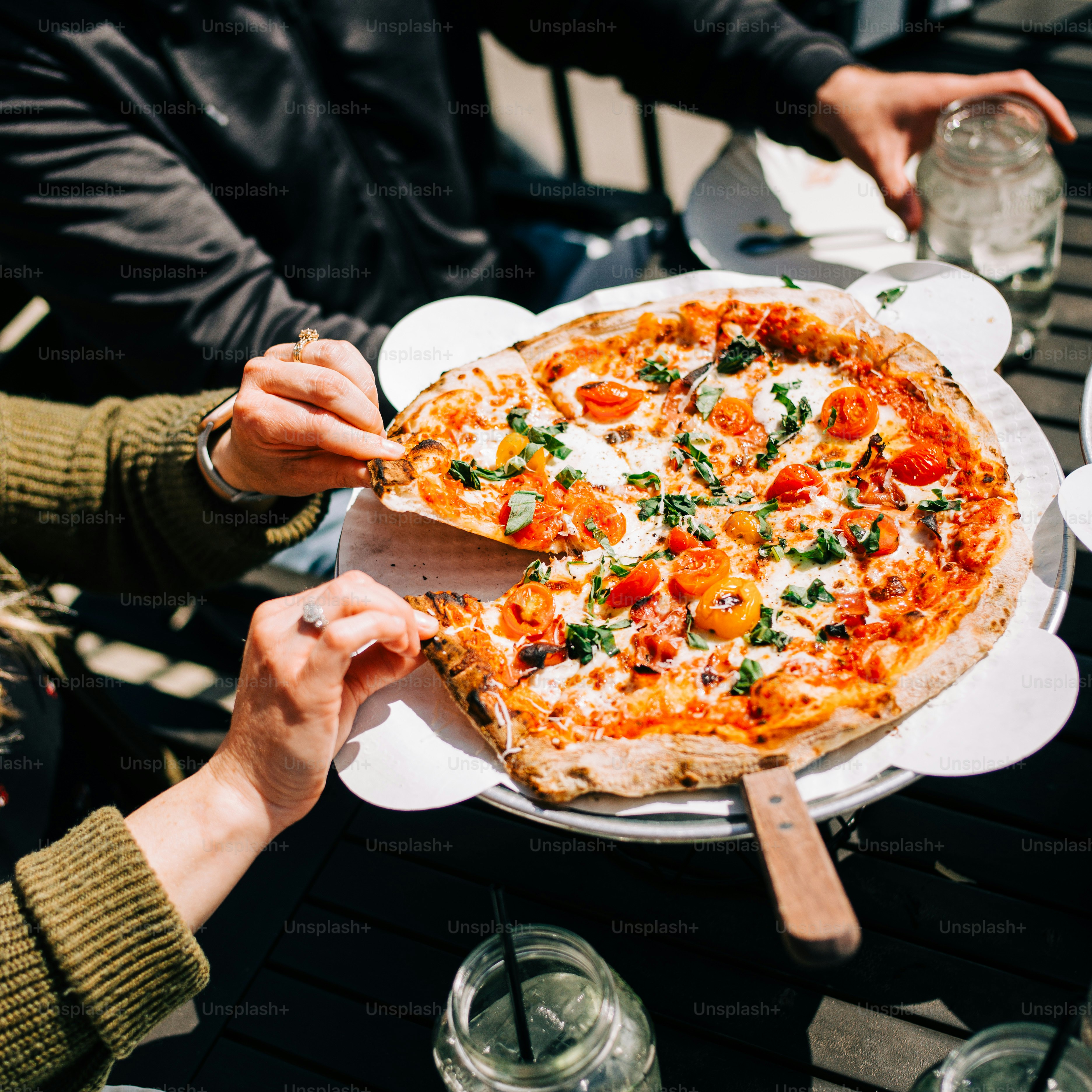 Foto Una persona sosteniendo una rebanada de pizza en un plato – Pizzas ...